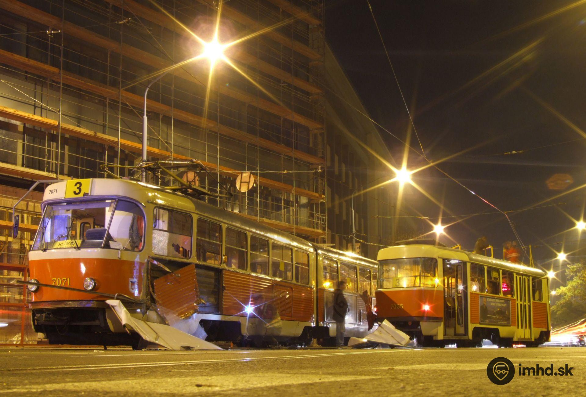 Zrážka dvoch električiek si nevyžiadala zranených • imhd.sk Bratislava
