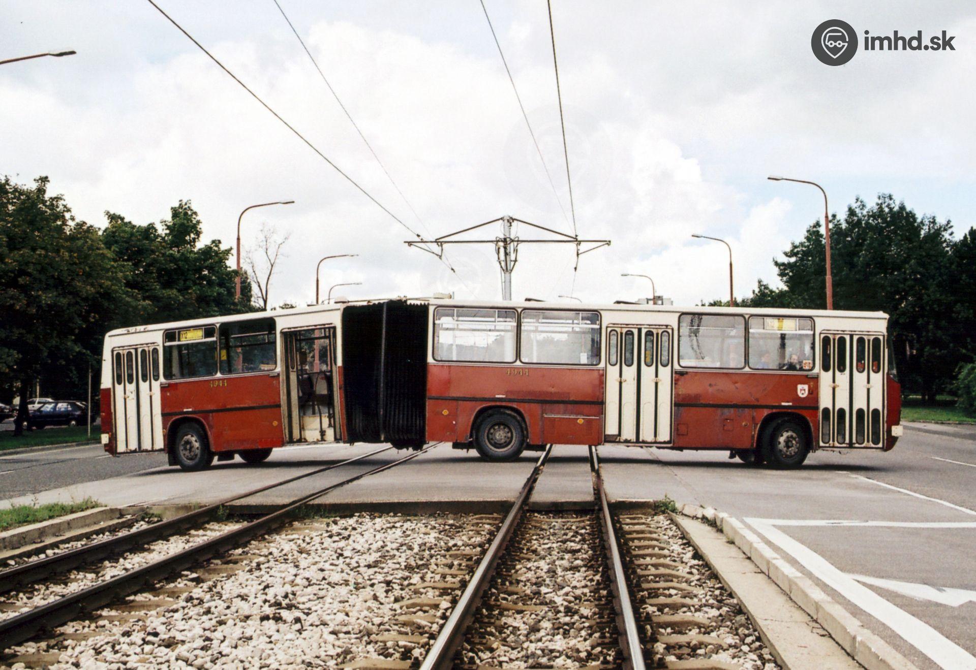 Rozpadávajúci sa Ikarus sa otáča na dnes už neexistujúcom priecestí pri Suchohradskej ulici ...