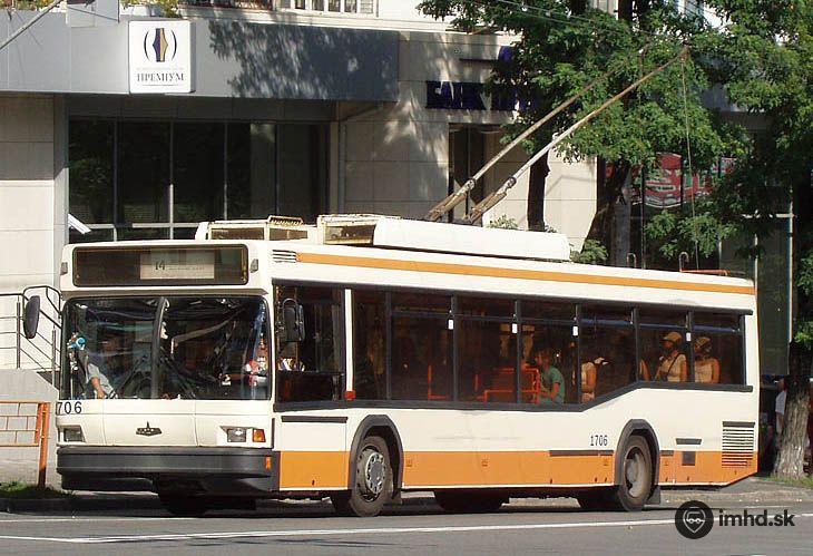 Trolejbus МАЗ-103T (MAZ-103T) vchádza do trolejbusovej vozovne #1 ...