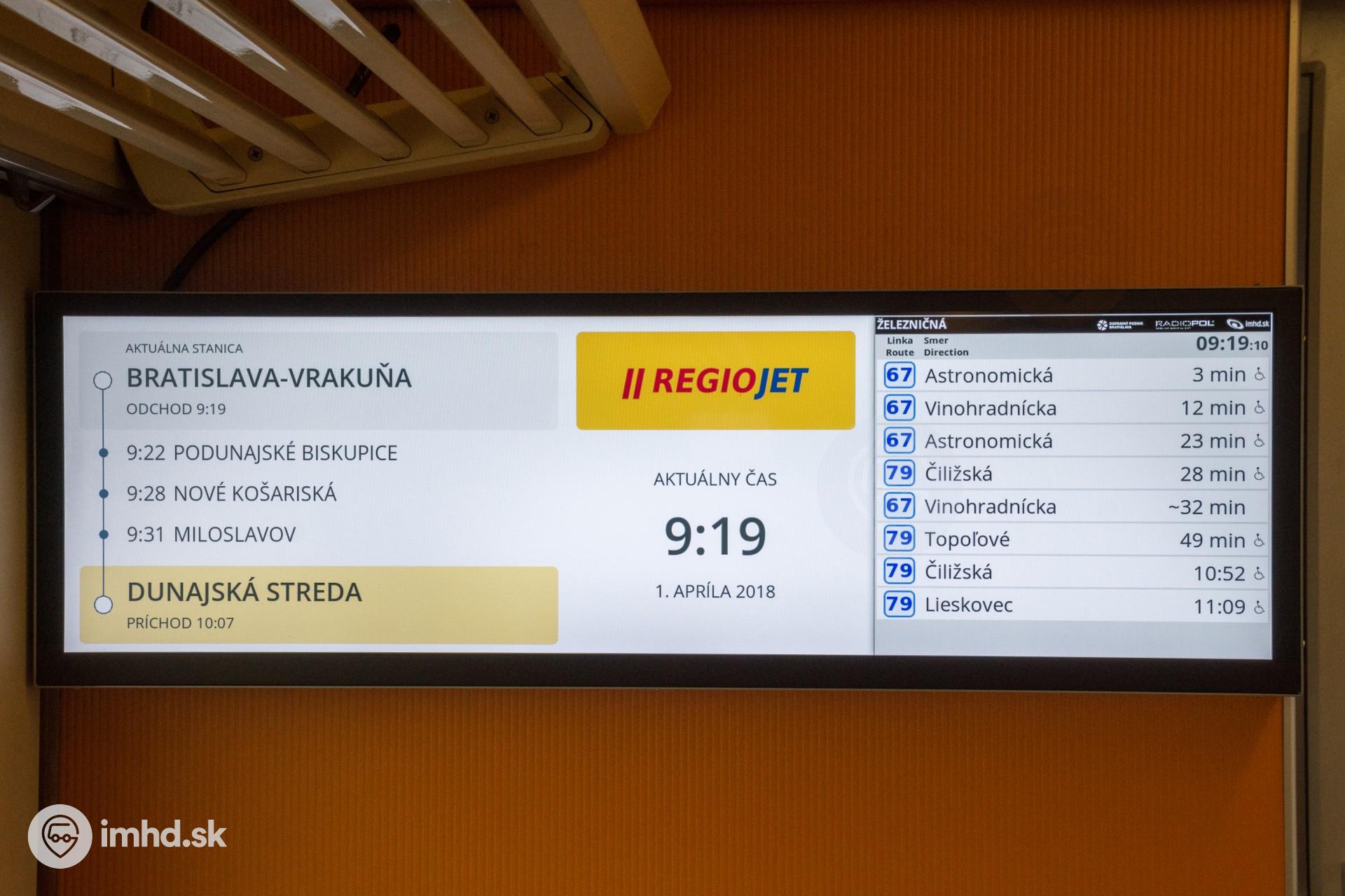 O minútku zastavíme na zastávke Bratislava-Vrakuňa. Informačná tabuľa ukazuje možné prestupy na ...