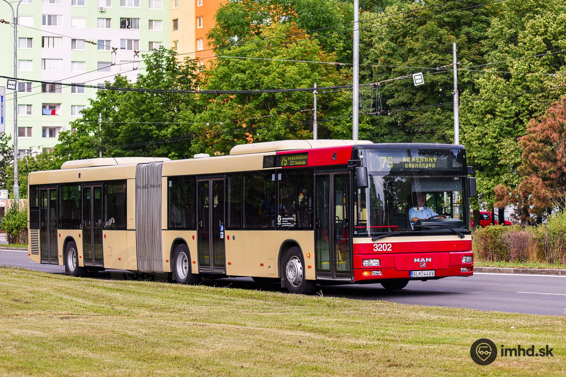 MAN NG 313 #3202 vychádza z obratiska vykonať ďalší spoj na linke 75 ...