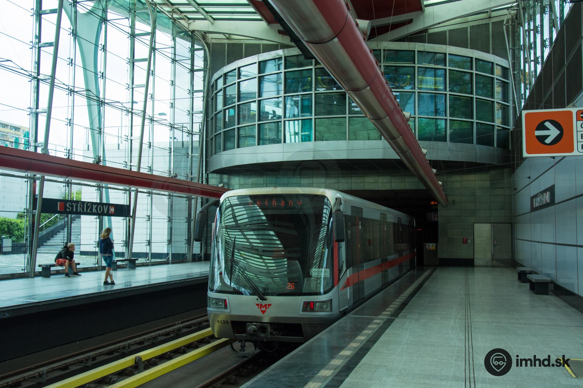 Súprava metra ČKD - Siemens - Adtranz M1 #4118 v stanici Vyšehrad ...