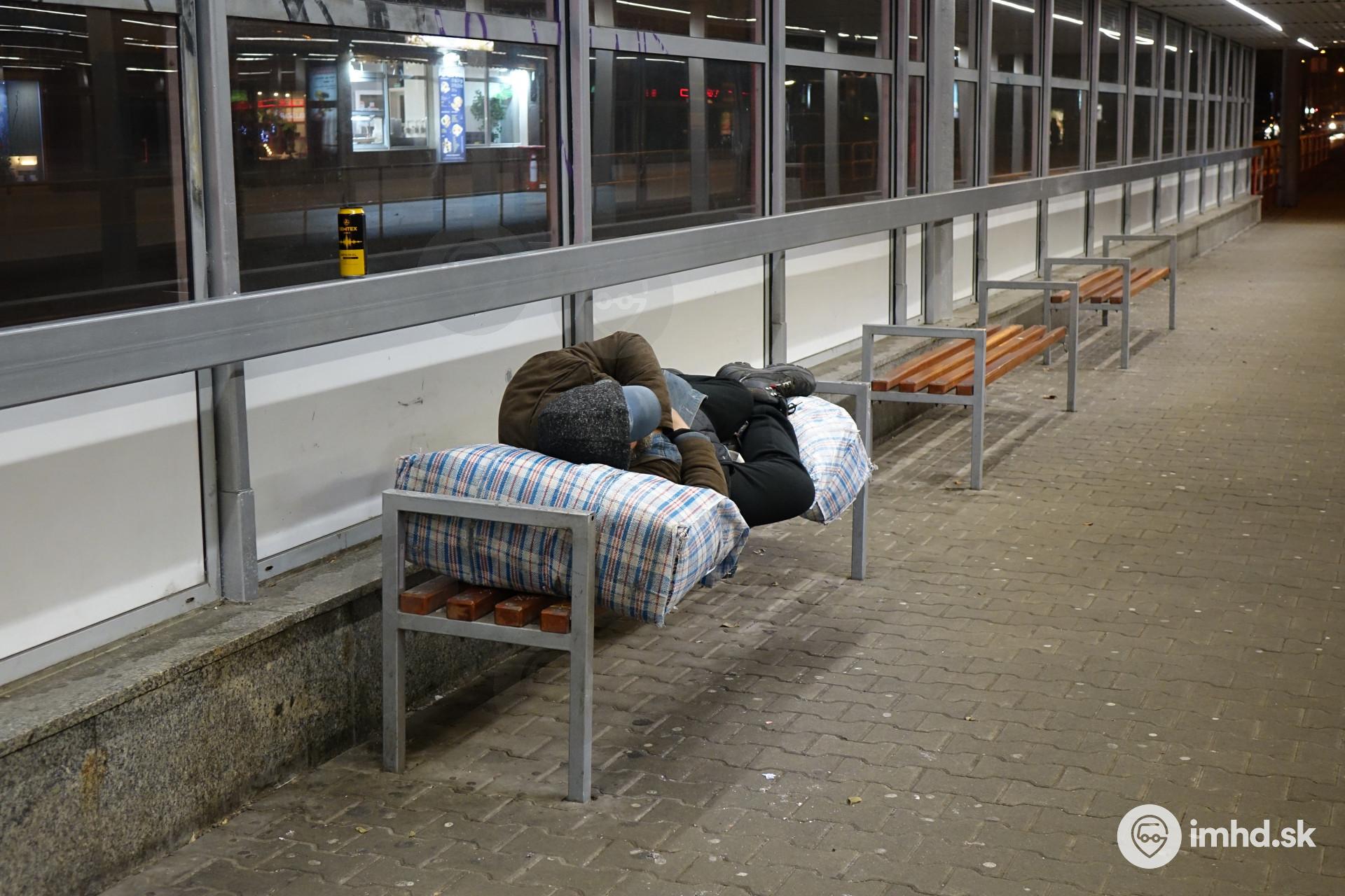 Majú mesto a dopravný podnik riešenia na problémy s bezdomovcami v MHD? • imhd.sk Bratislava