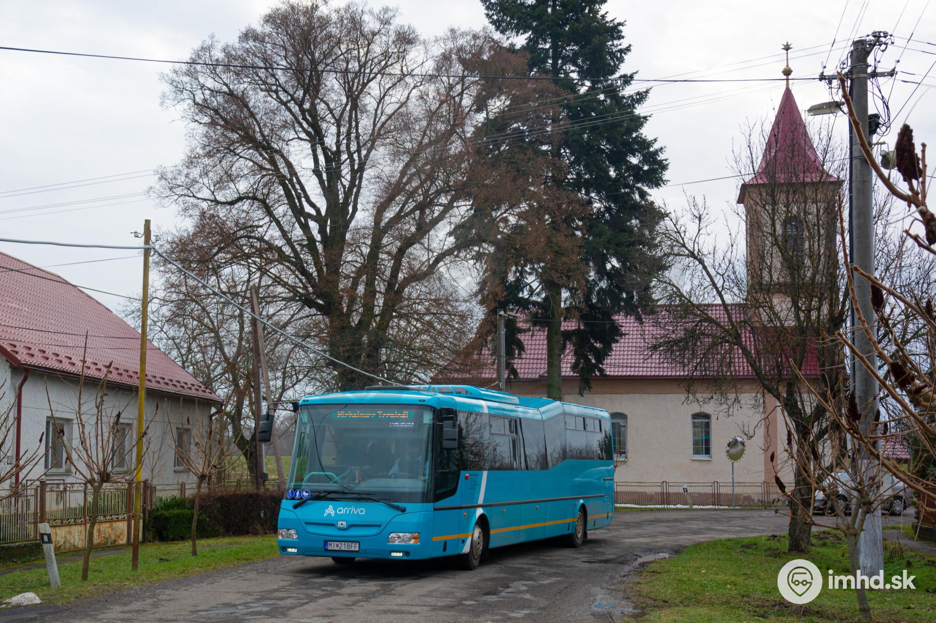 Pohľad na krytý prechod medzi nástupišťami na michalovskom autobusovom ...