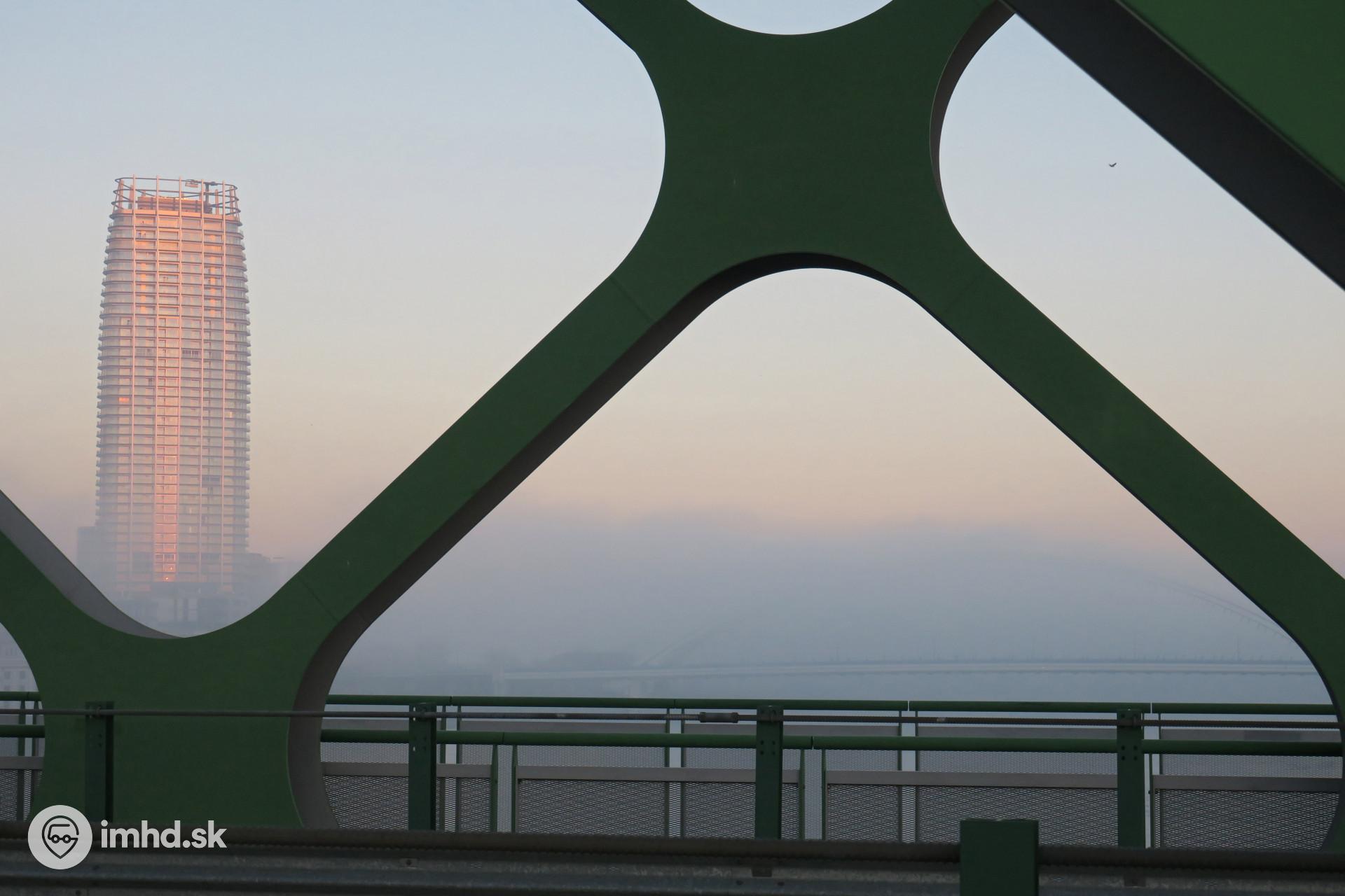 Pohľad na Eurovea Tower a Most Apollo • imhd.sk Bratislava