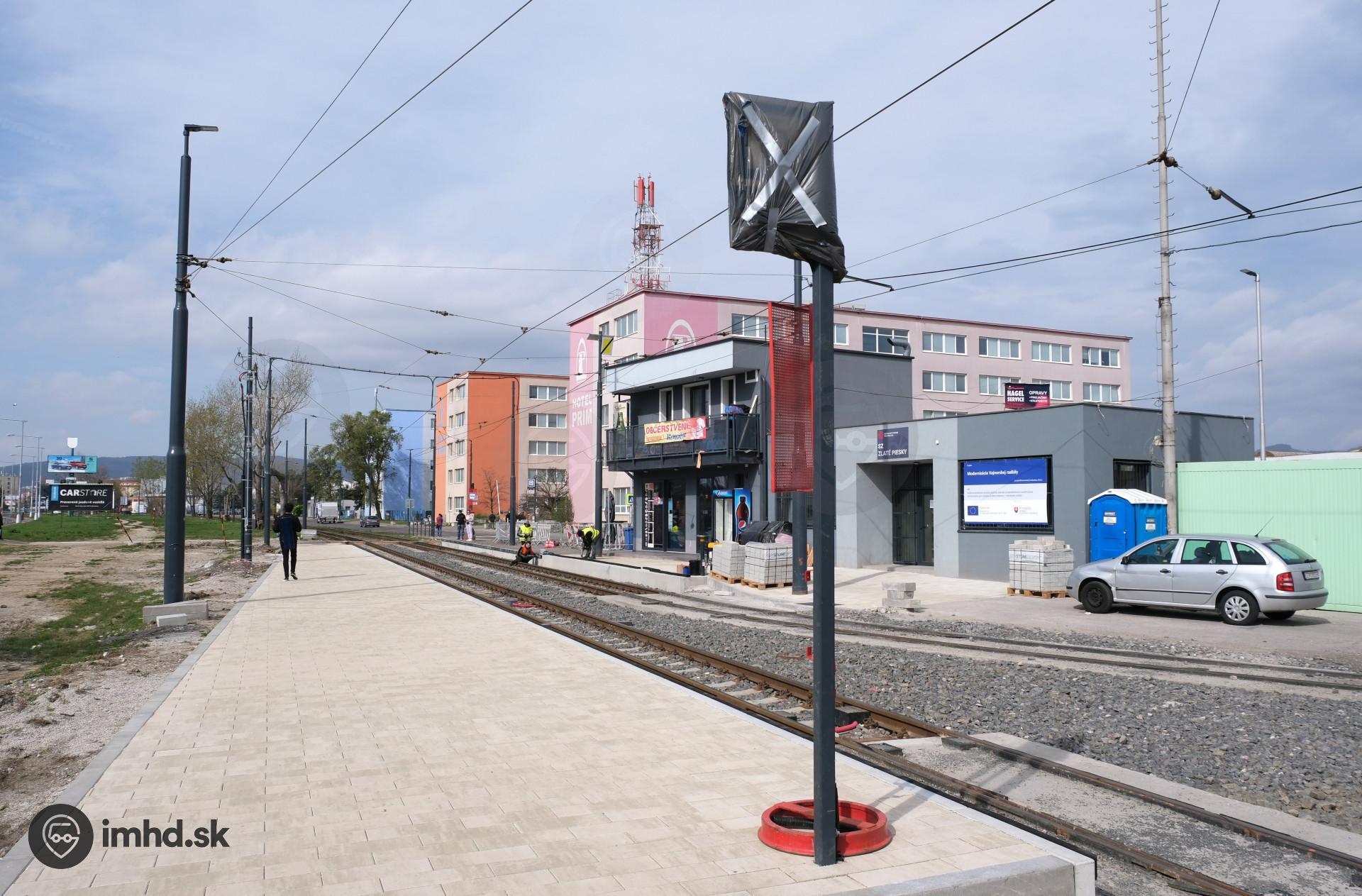 Zrekonštruovaný povrch výstupišťa na konečnej Zlaté piesky • imhd.sk Bratislava