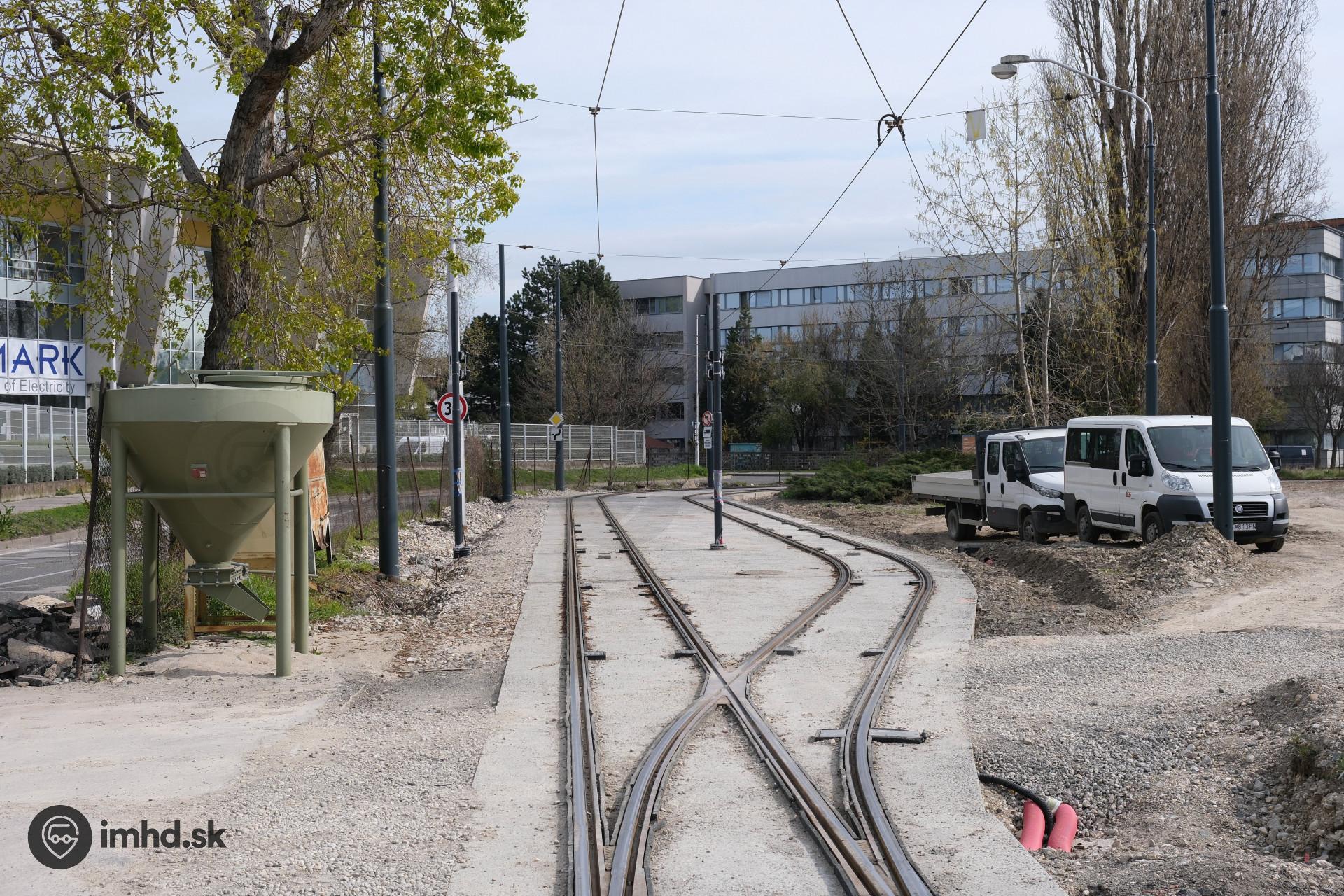 Ešte nedokončená rekonštrukcia obratiska Zlaté piesky • imhd.sk Bratislava