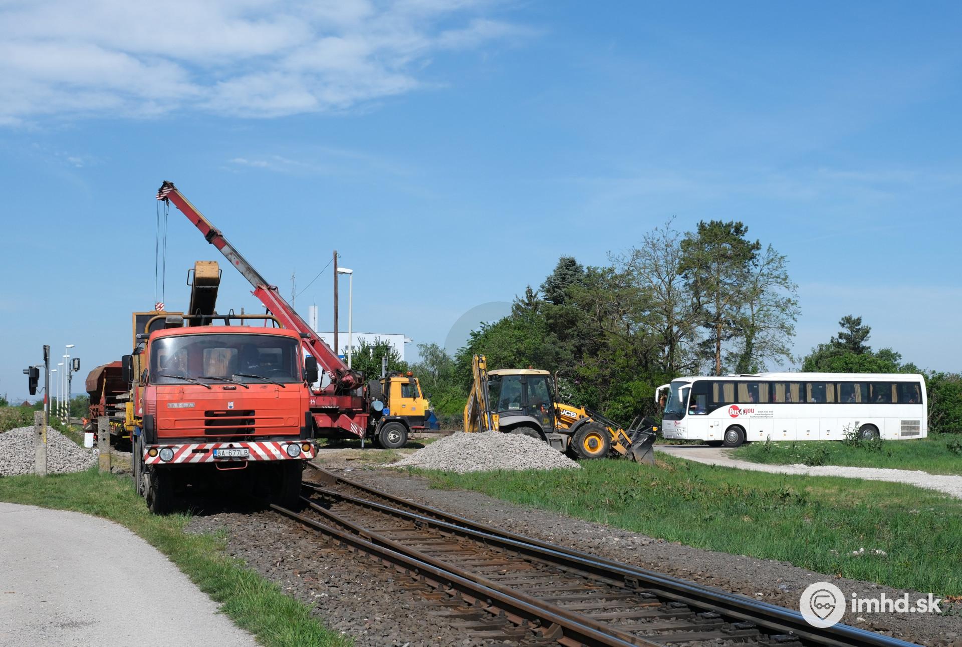 Výluka vlakov medzi Kvetoslavovom a Novými Košariskami (13. – 21.4.2024) • imhd.sk Bratislava