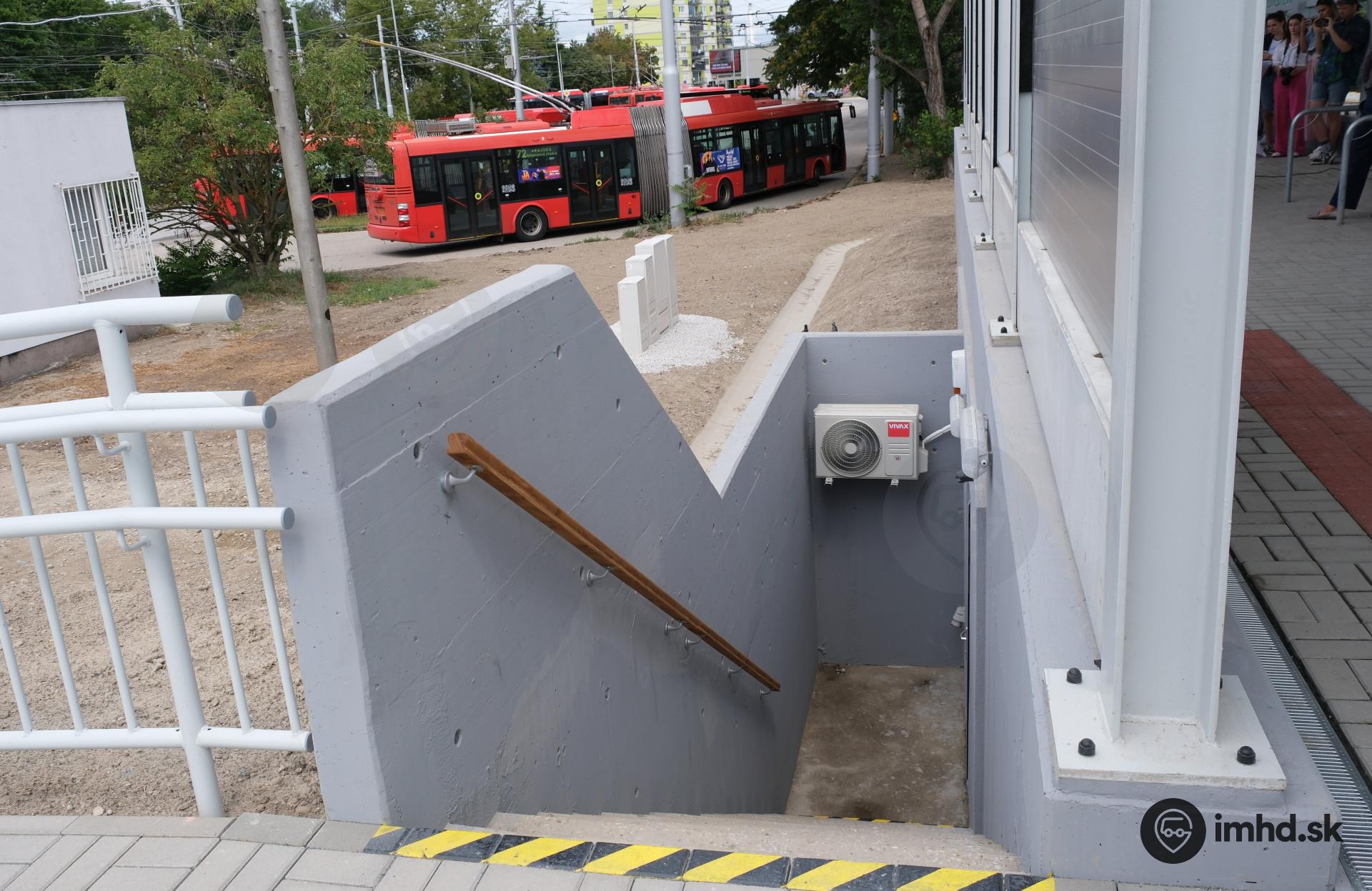 Vstup do technologickej miestnosti pod zastávkou • imhd.sk Bratislava