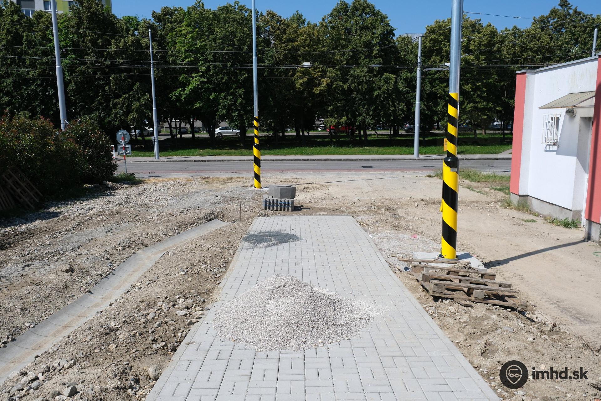 Dvojkrížna ul., TIOP Bratislava-Vrakuňa, zastávka Čiližská • imhd.sk Bratislava