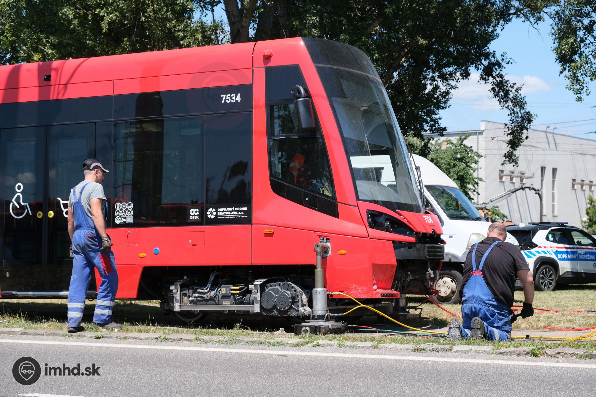 #7534 sa vykoľajila na výhybke na vjazde do obratiska • imhd.sk Bratislava