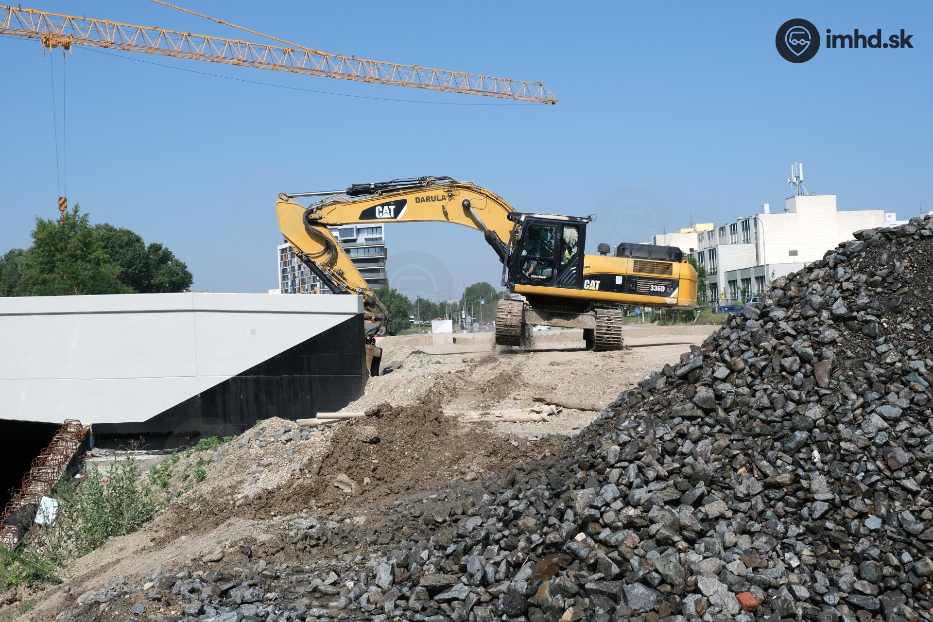 Zvyšovanie úrovne terénu pri novovybudovanom združenom moste • imhd.sk Bratislava