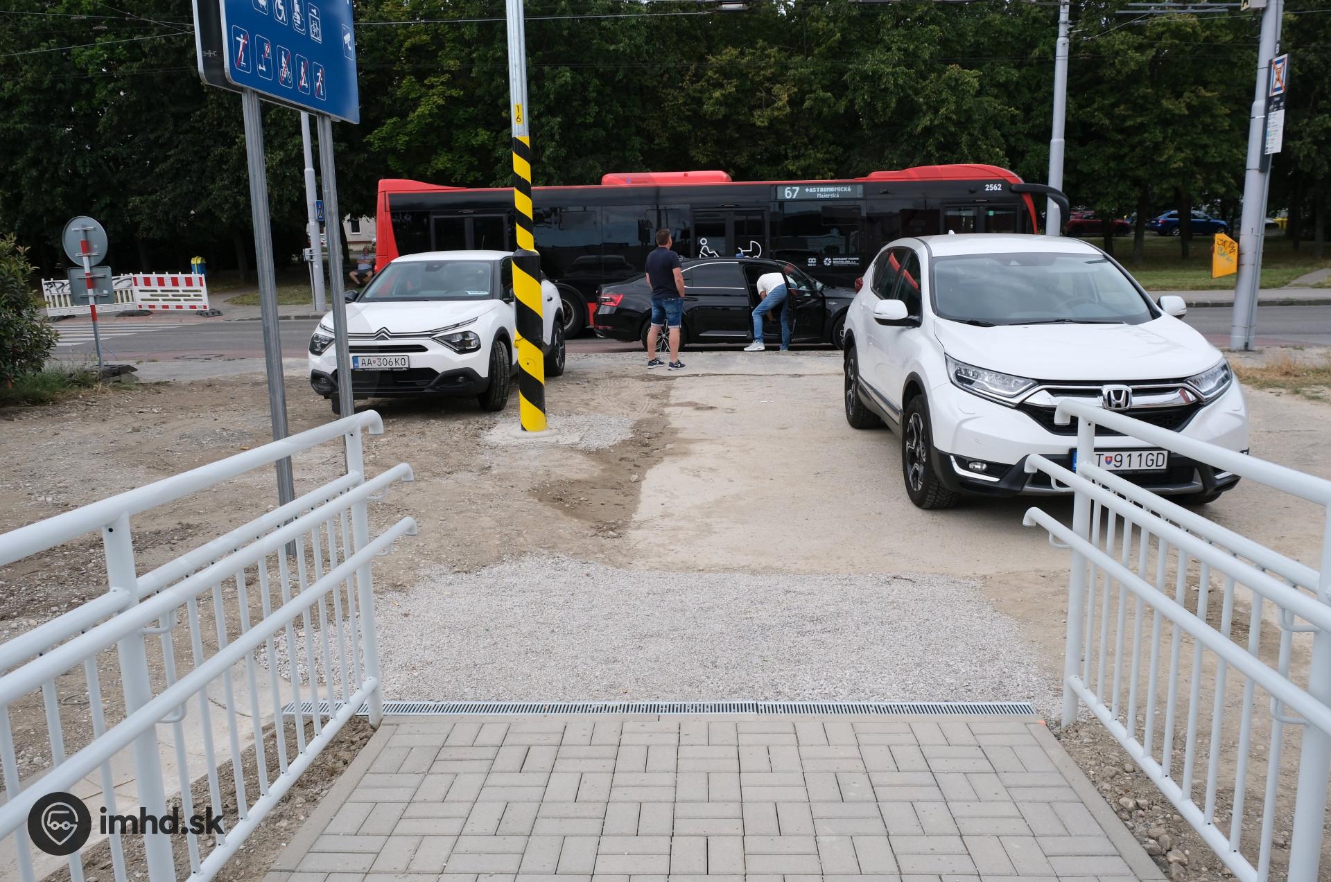 Dočasný koniec chodníka od novej vlakovej zastávky • imhd.sk Bratislava