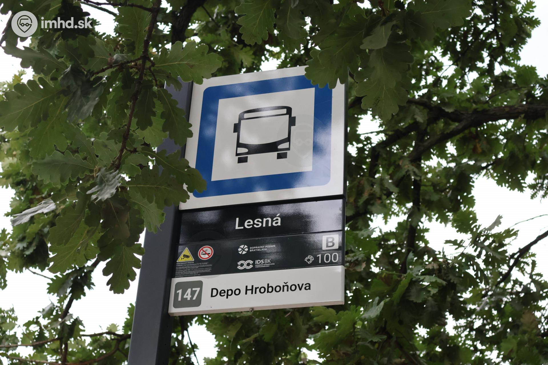 Zátišie so zastávkovými označníkmi a značkou označujúcou dočasný ...