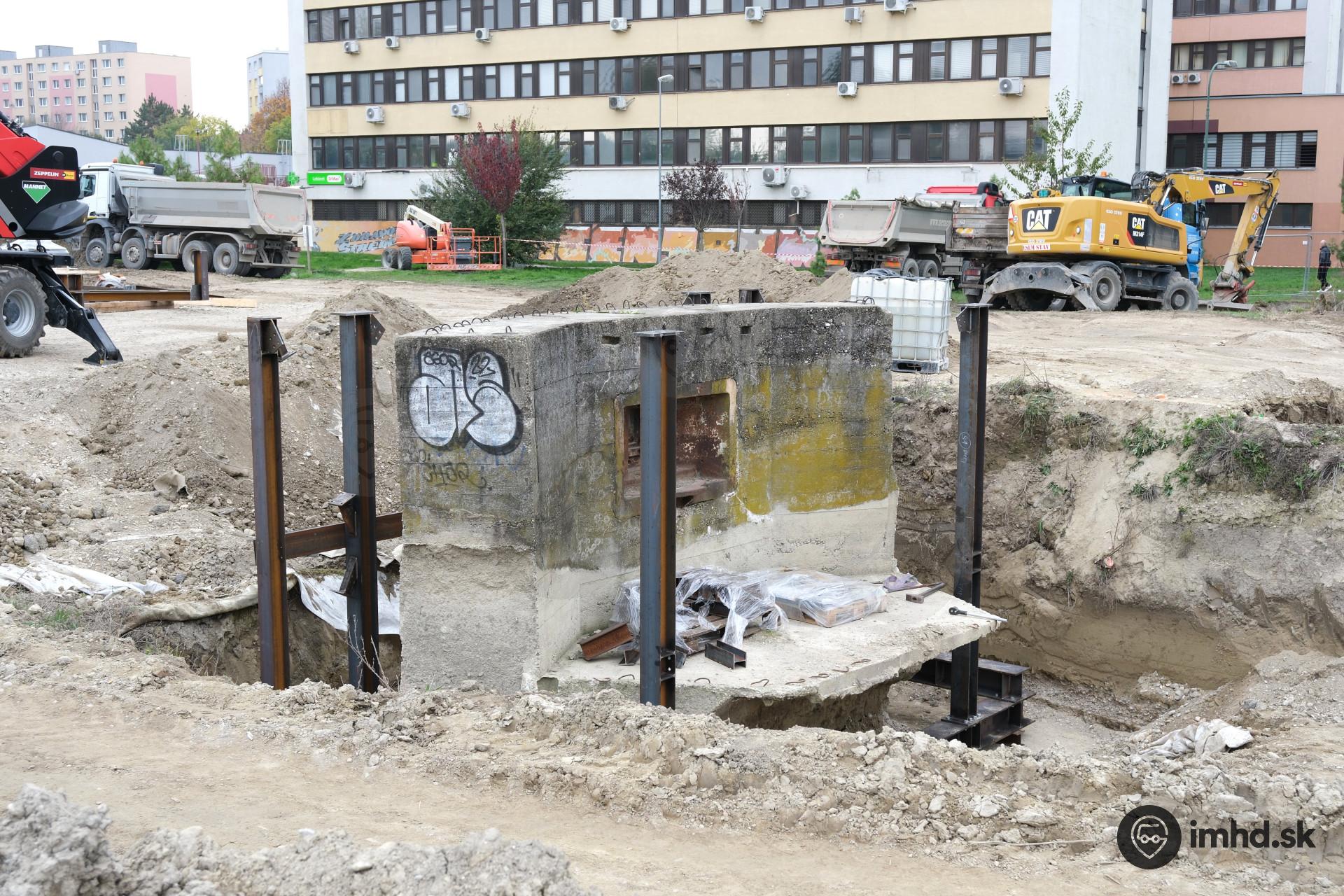 Montáž oceľového rámu okolo protitankovej steny pred jej premiestnením o niekoľko metrov vedľa ...