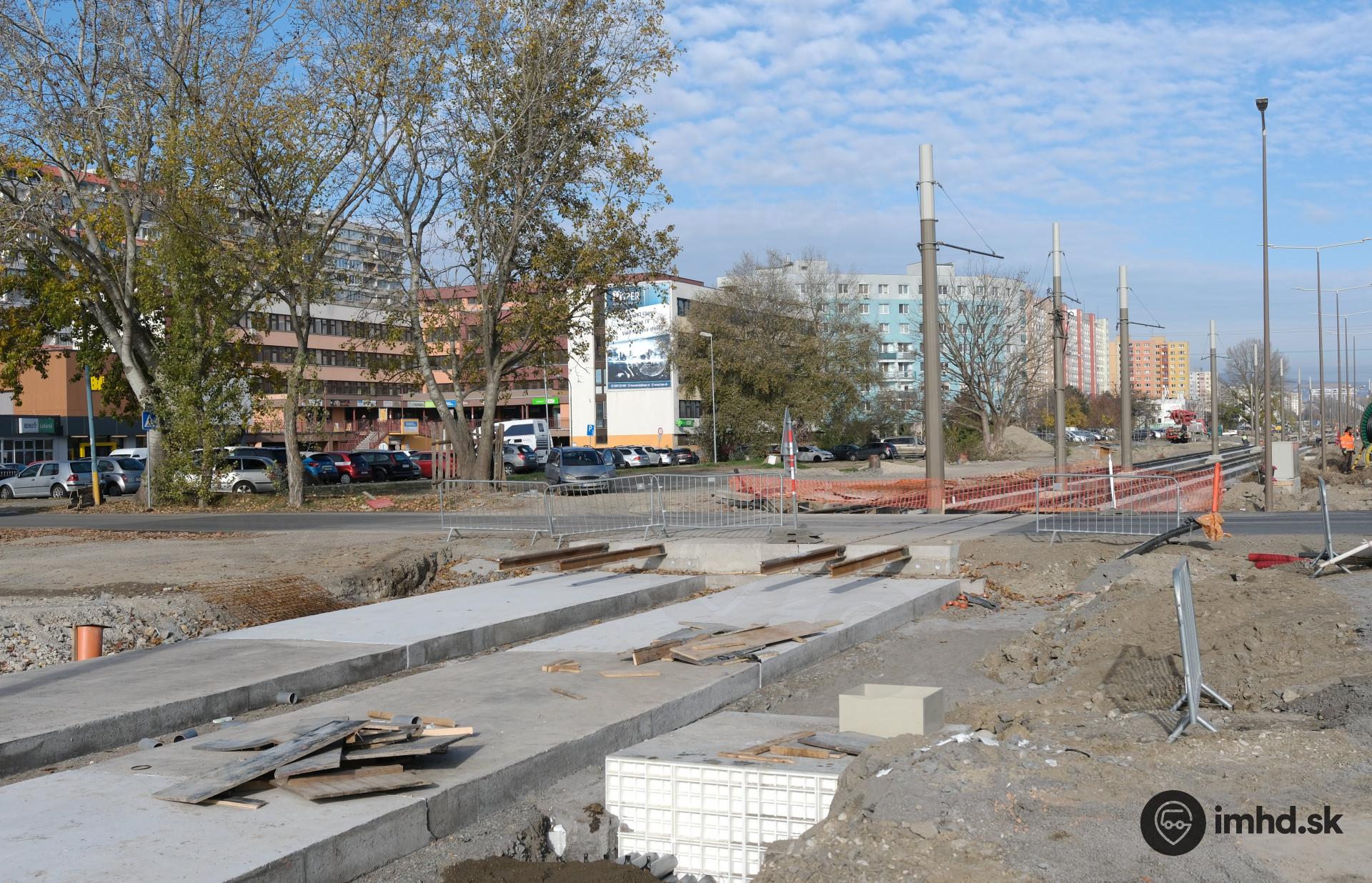 Novembrové pohľady na vznikajúcu električkovú trať v Petržalke (21.11. ...
