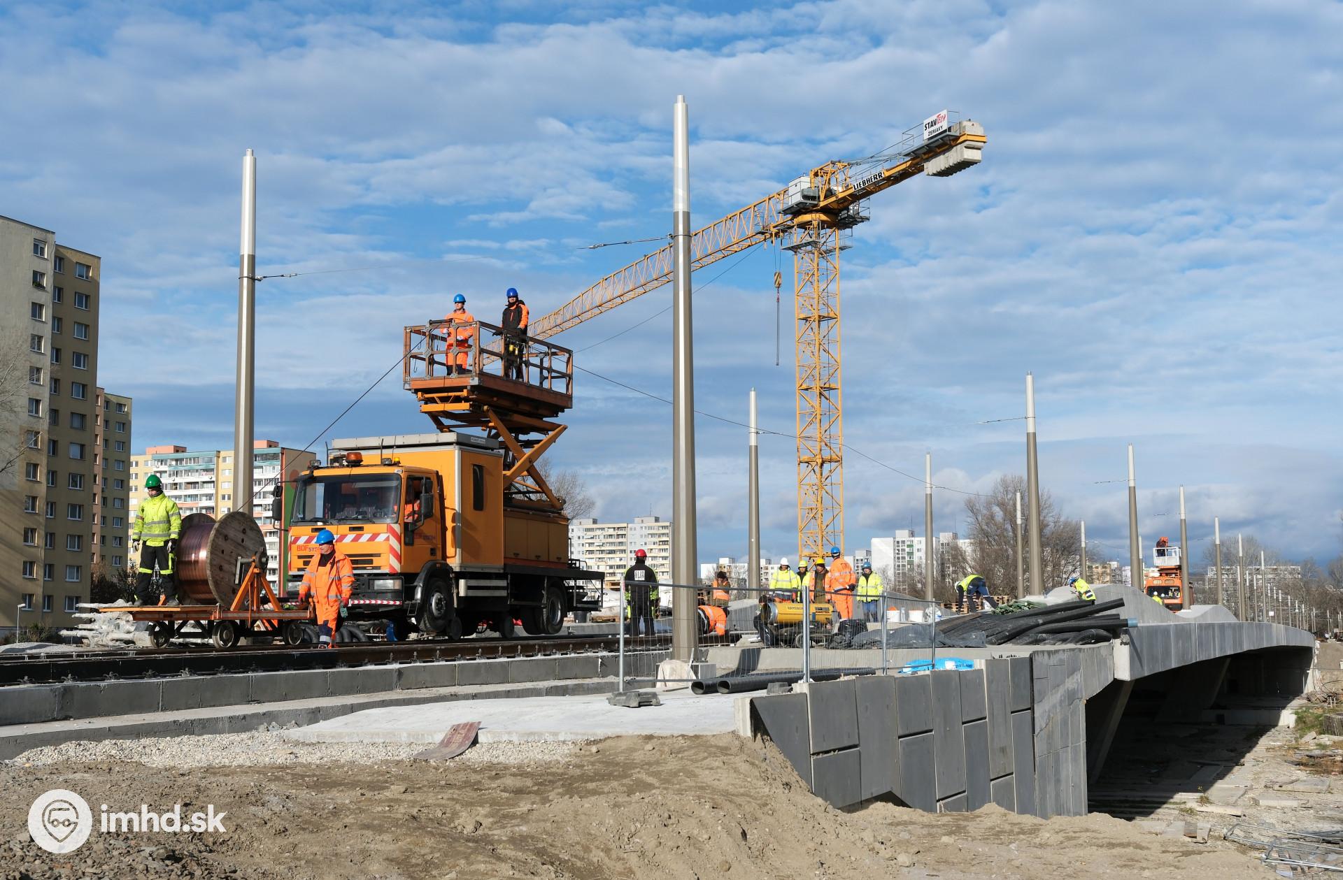 Vešanie trolejového vedenia na električkovom moste • imhd.sk Bratislava