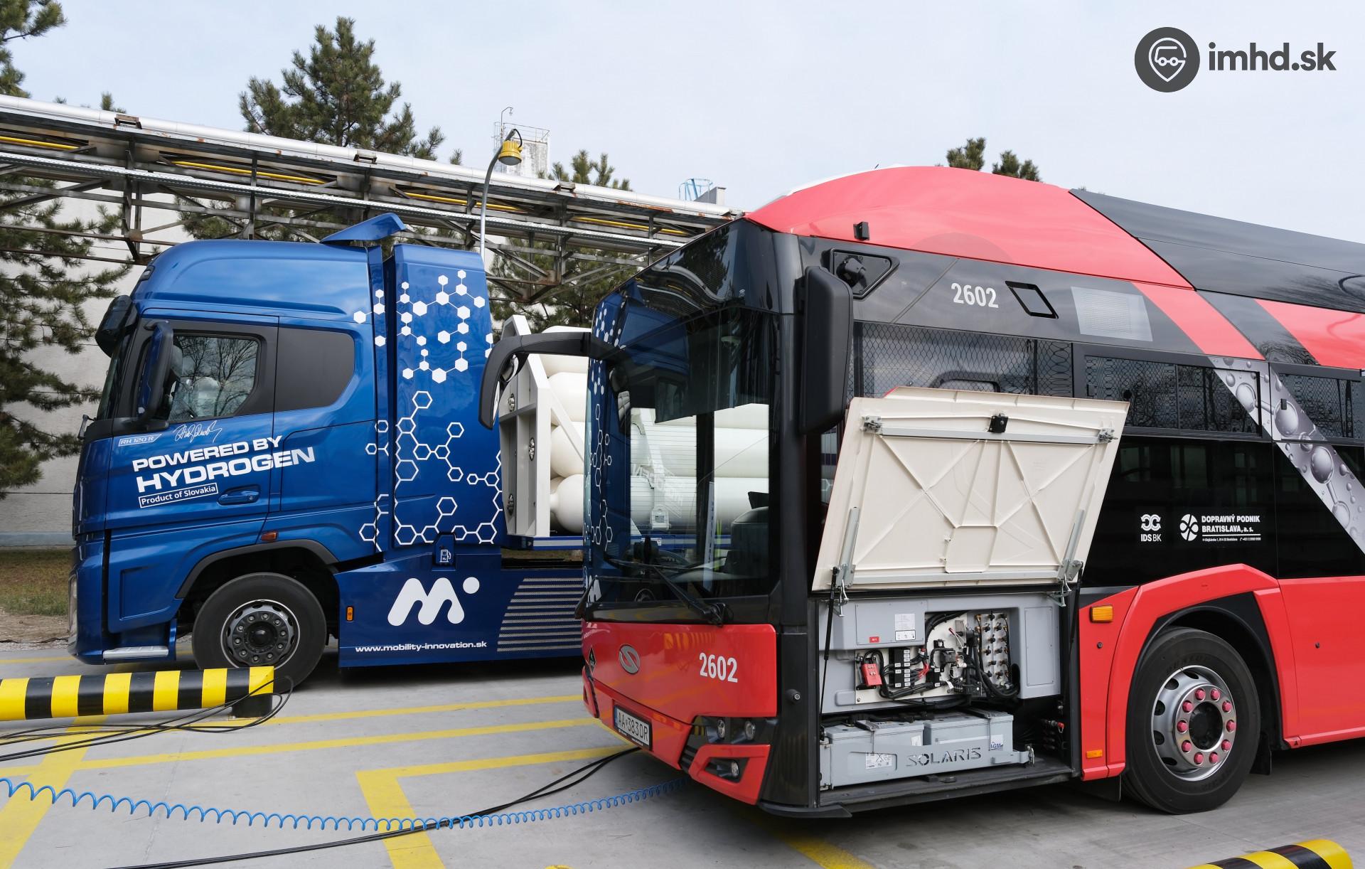 Počas opravy povrchu Račianskej ul. premávali autobusy liniek 59 a 75 ...