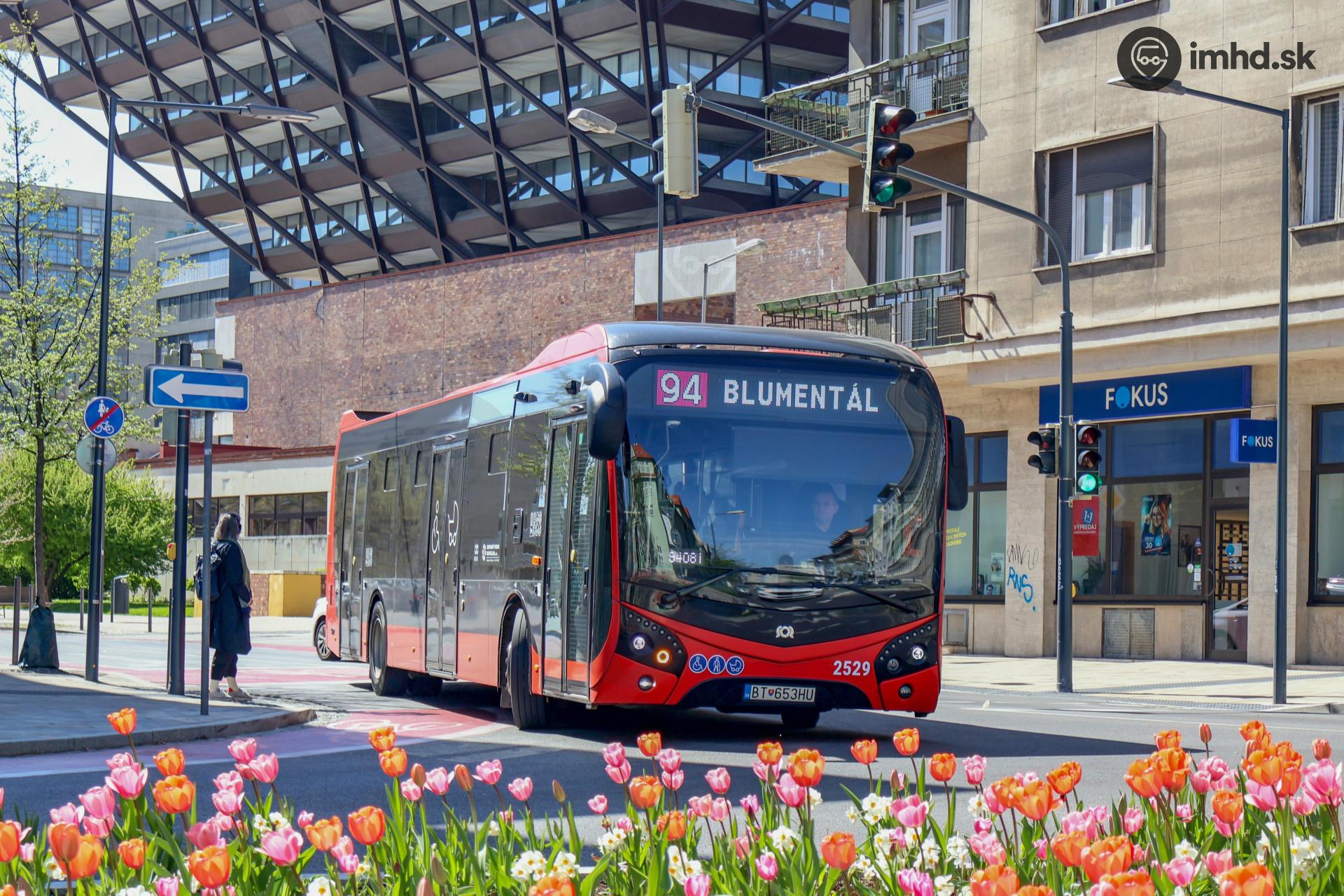 Jarná nálada na Námestí SNP • imhd.sk Bratislava