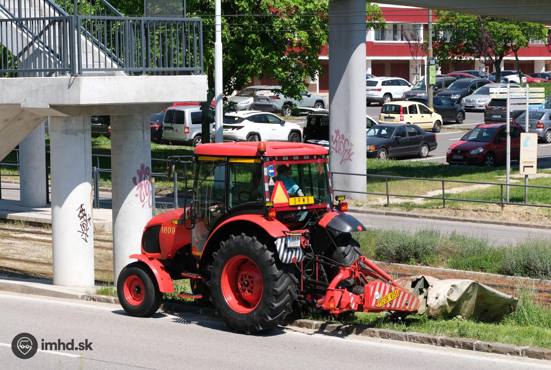 Traktor Zetor 6421 Proxima s kosou pri kosení trávy popri električkovej trati • imhd.sk Bratislava