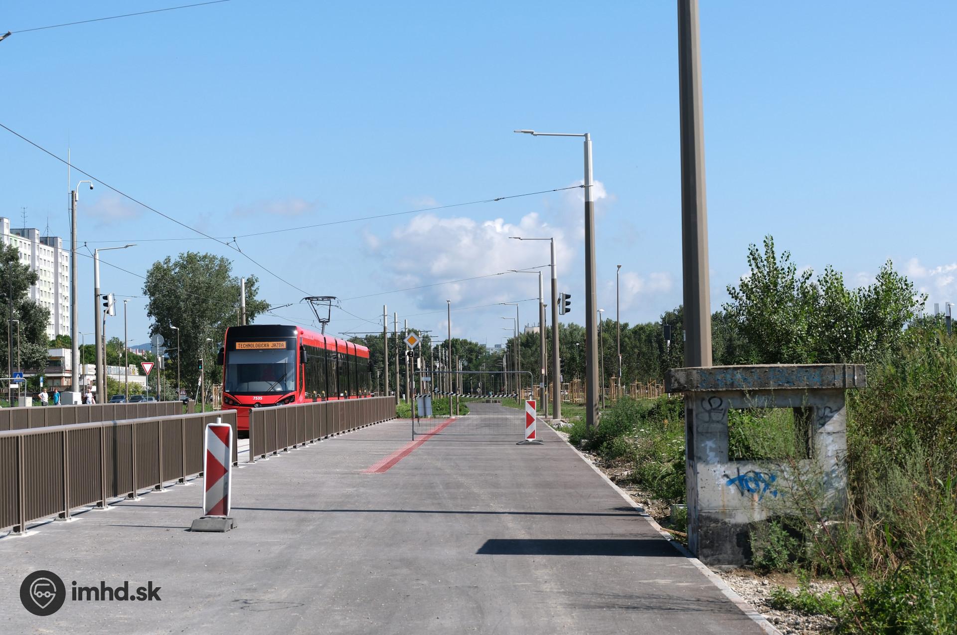 Chodník k zastávke Južné mesto • imhd.sk Bratislava
