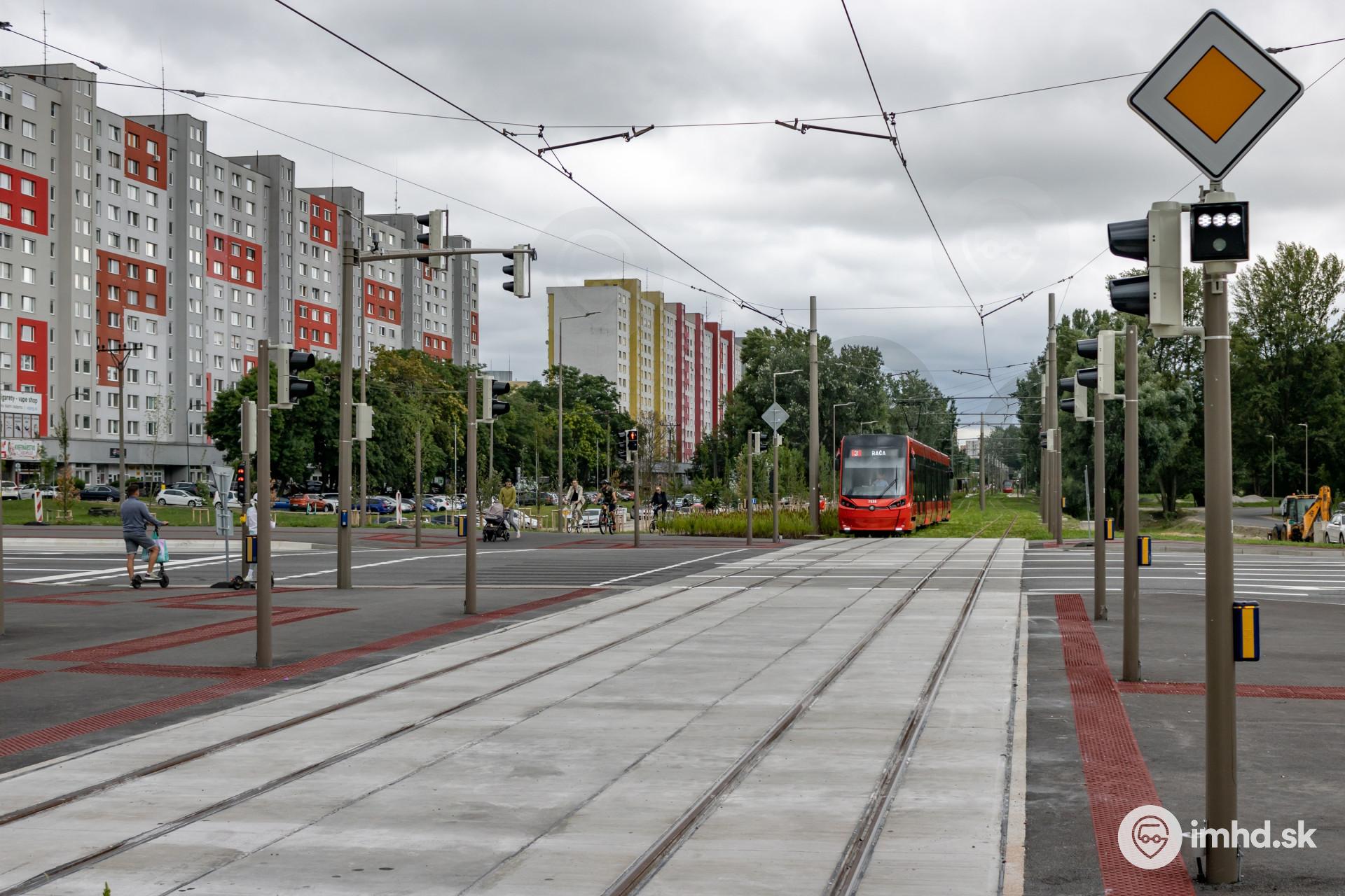 Električka čaká na signál voľno • imhd.sk Bratislava
