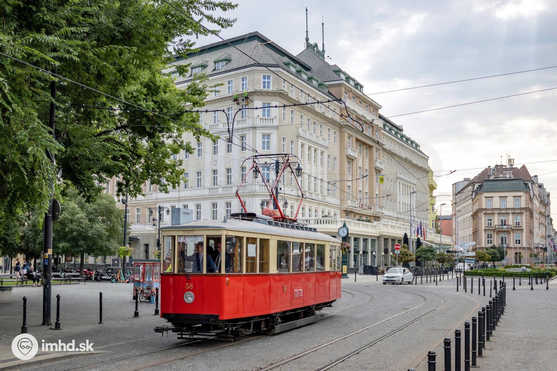 Historická električka vyniká na prázdnom nábreží pri Moste SNP • imhd ...