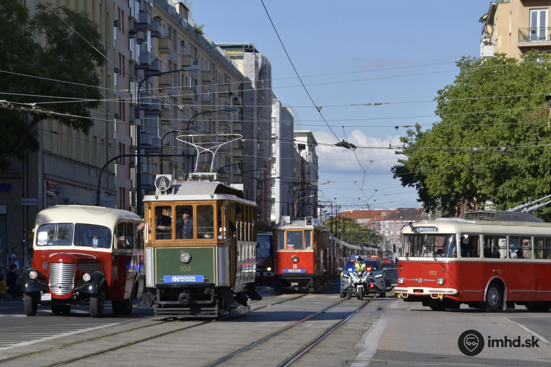 Škoda 14 Tr a Škoda 15 TrM sa pripravujú na slávnostný konvoj vozidiel ...