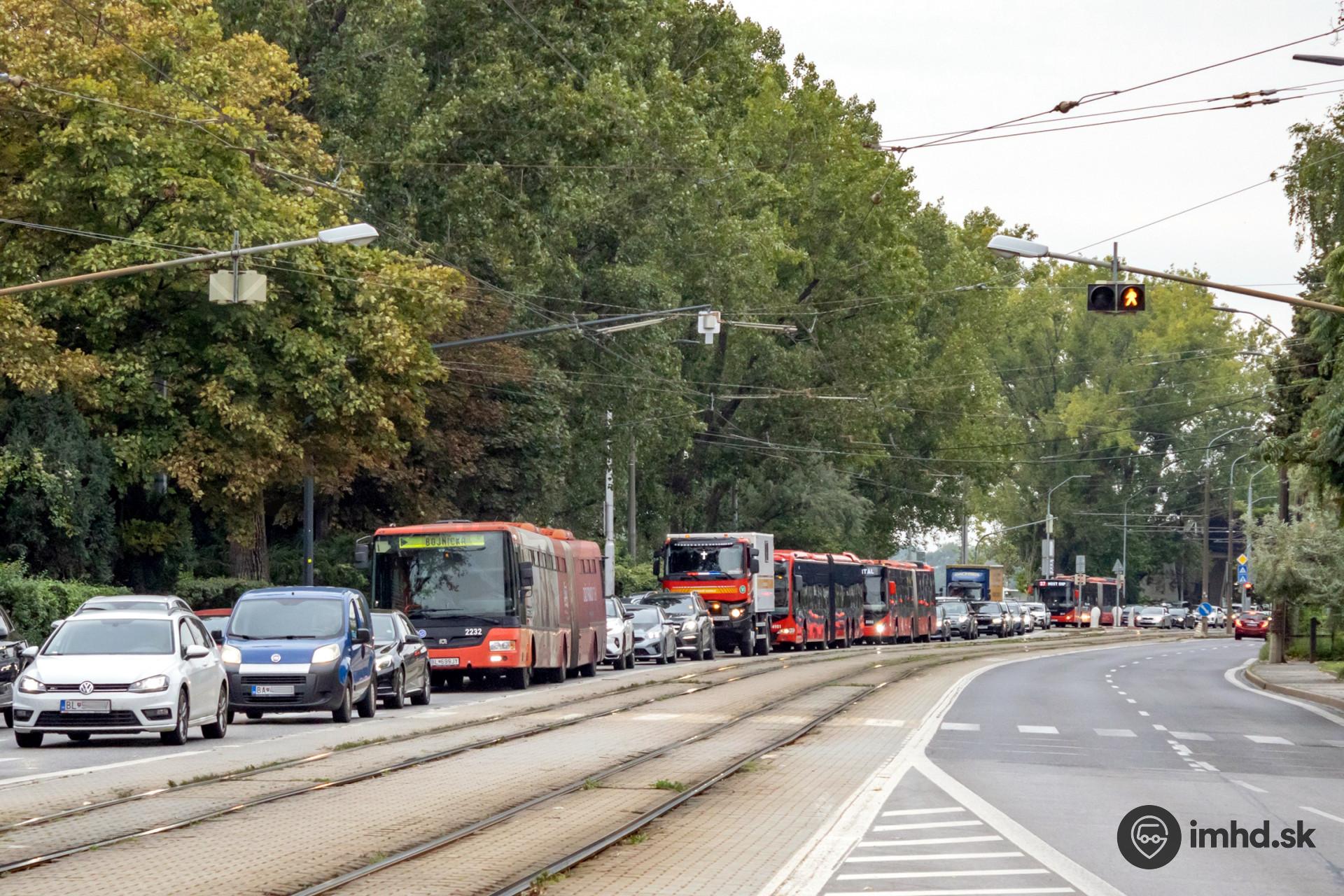 #1867 prechádza okolo OC Nivy • imhd.sk Bratislava