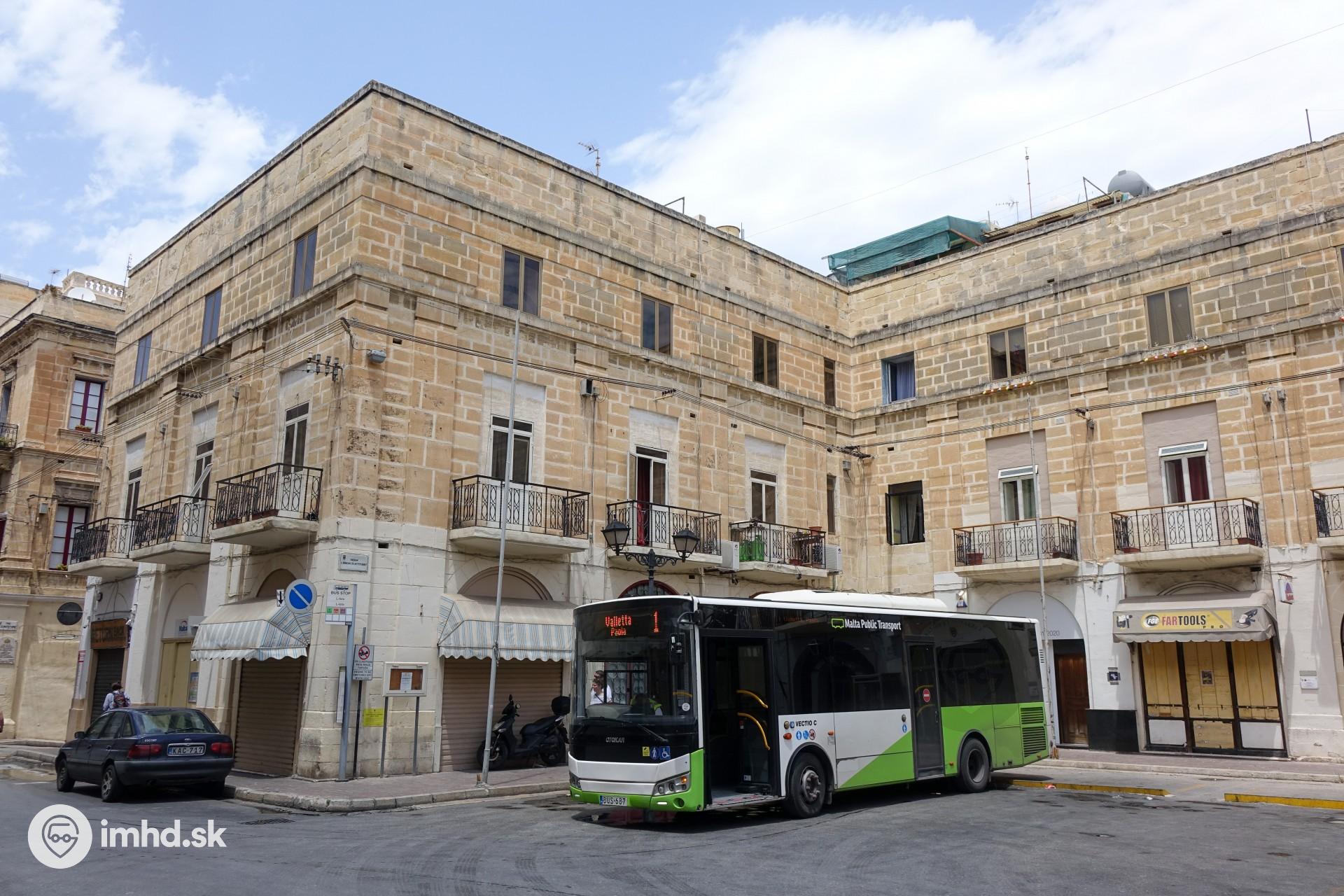 Vyhliadkový autobus Scania / Optare Visionaire pri megalitických ...