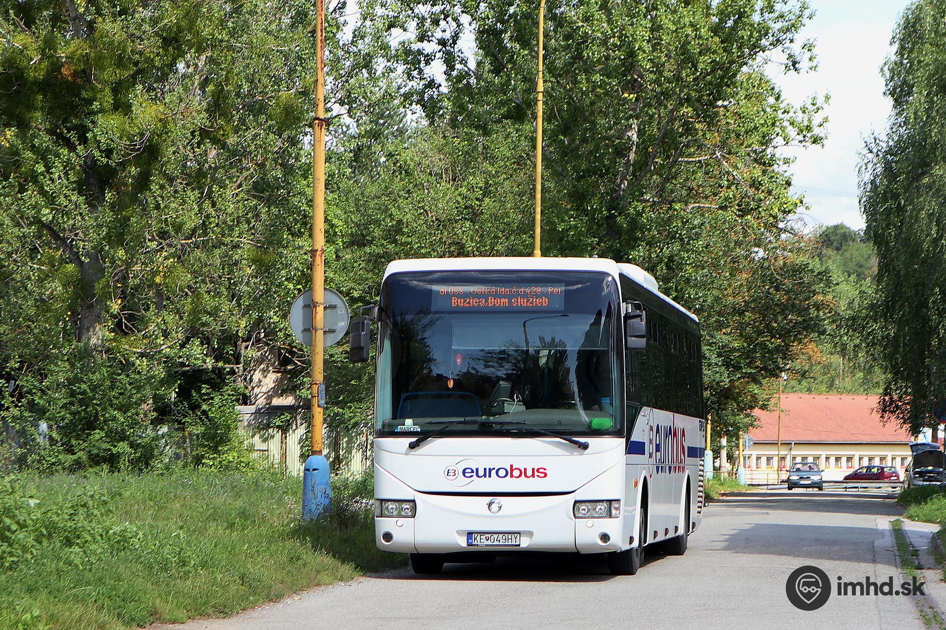 Irisbus Crossway 12M #KE-071HC na čele kolóny autobusov dopravcu ...