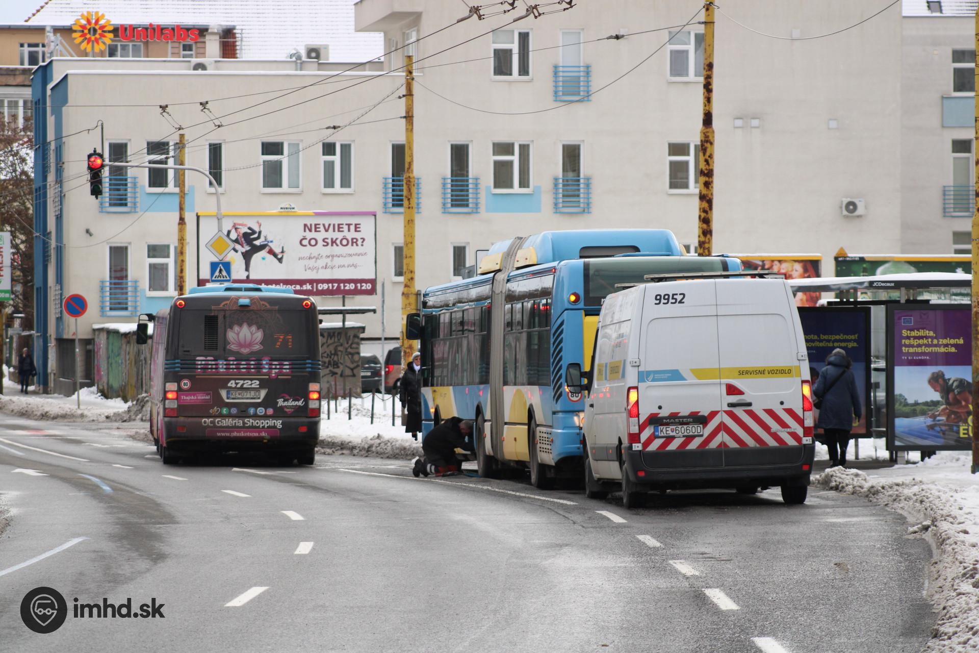 Výstava vozidiel MHD na parkovisku pred hotelom Double Tree by Hilton v ...