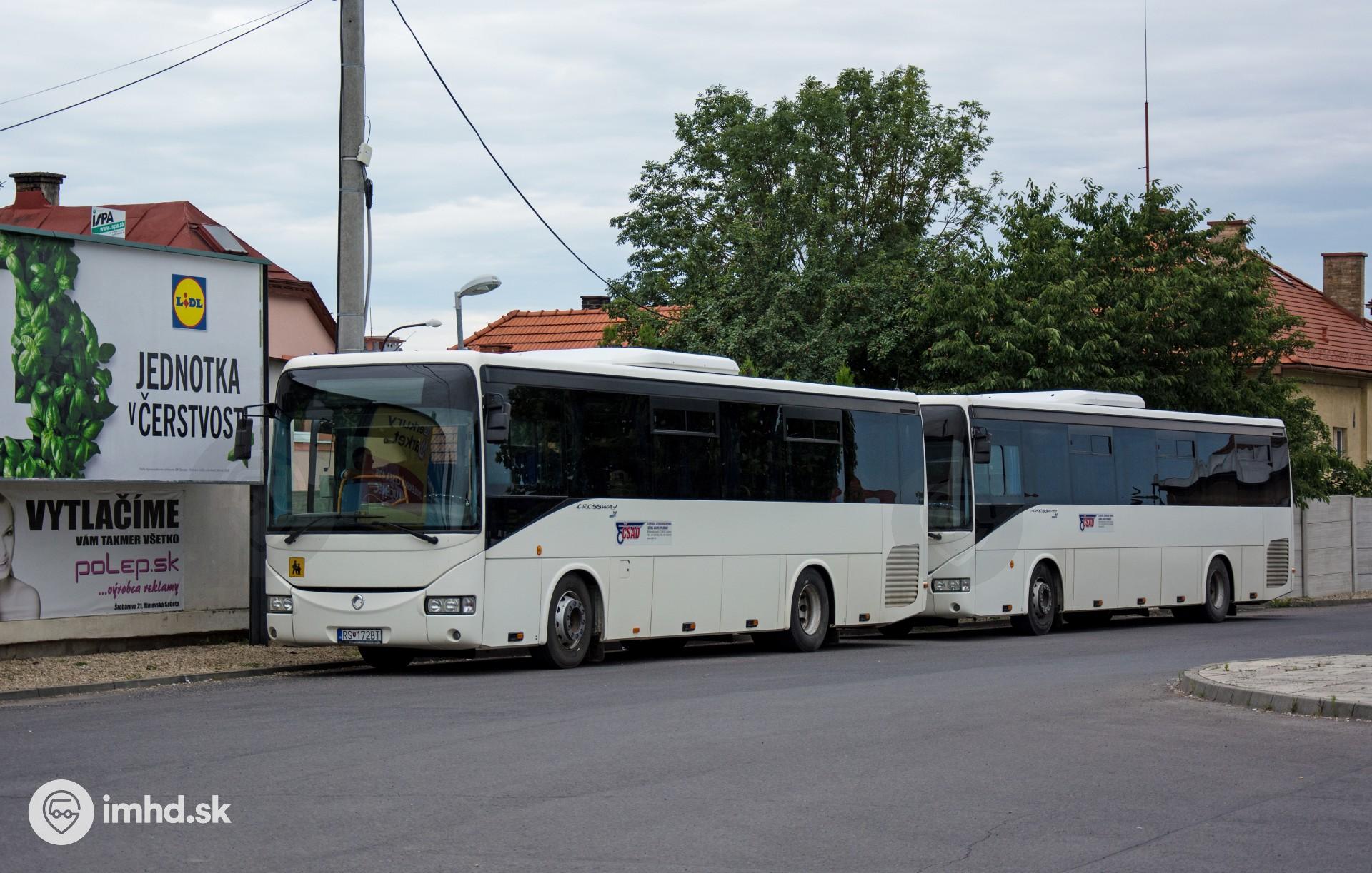 Dvojica prímestských autobusov Irisbus Crossway rôznych dĺžok parkuje pri plote autobusovej ...