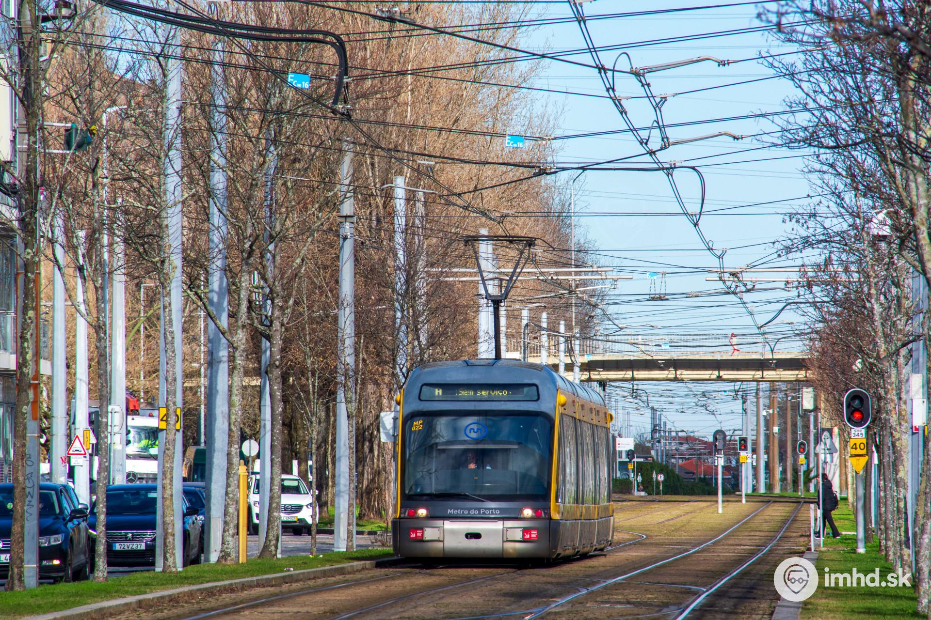 Dvojica električiek Bombardier Flexity Outlook E • imhd.sk Nitra