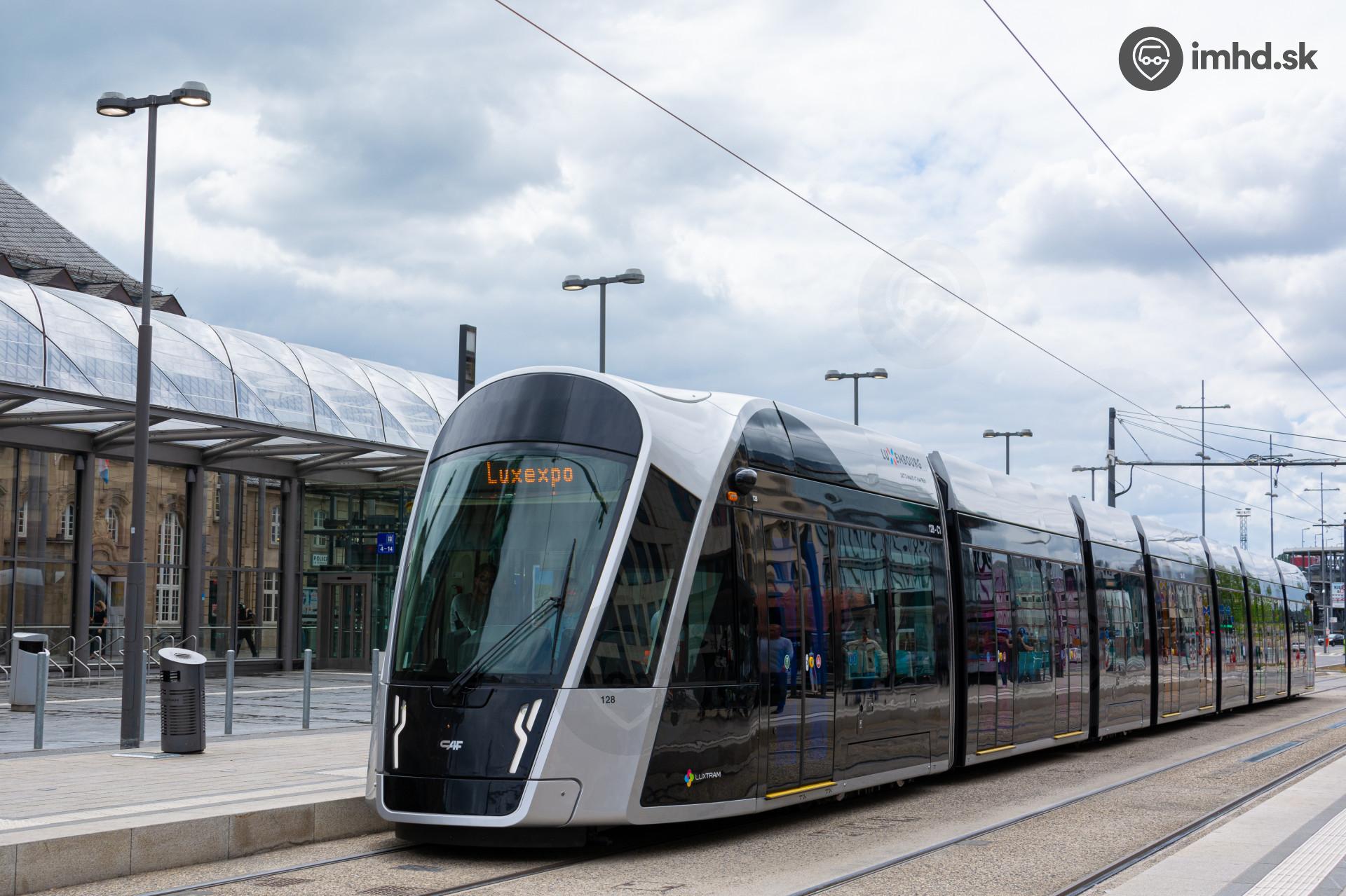 CAF Urbos 100 #128 pred železničnou stanicou • imhd.sk Prešov