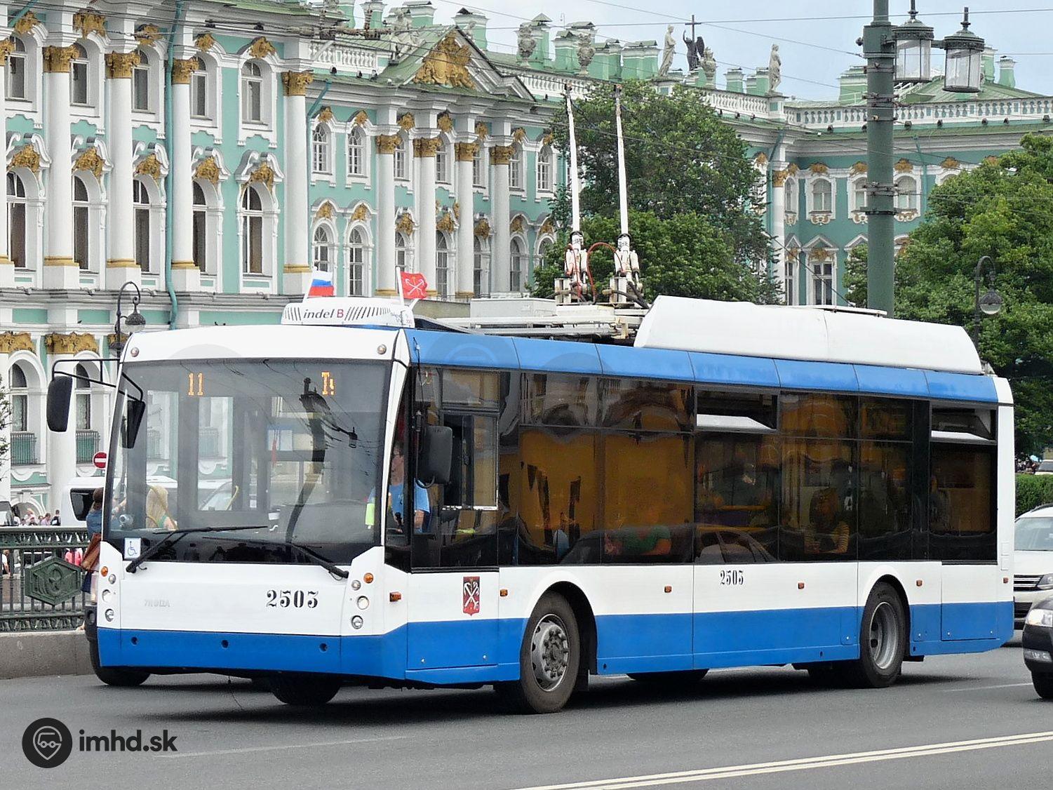 TrolZa-5265.00 #2503 so Zimným palácom v pozadí • imhd.sk Ružomberok