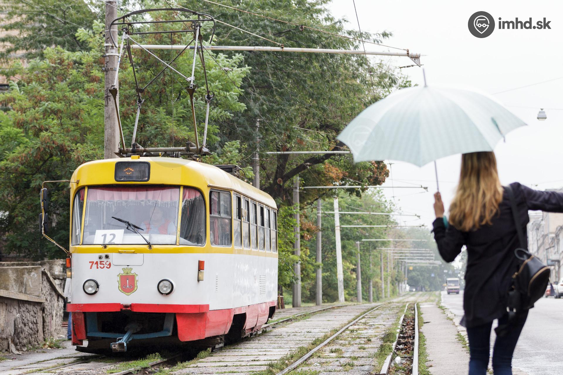 Slečna s dáždnikom nebeží na električku, ale máva maršrutke v pozadí • imhd.sk Ružomberok