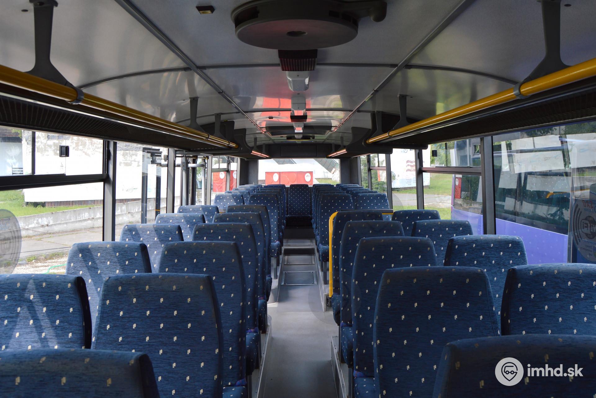 Karosa C 954E #ZA-322CP uprostred obchádzkovej trasy prechádza z ulice ...