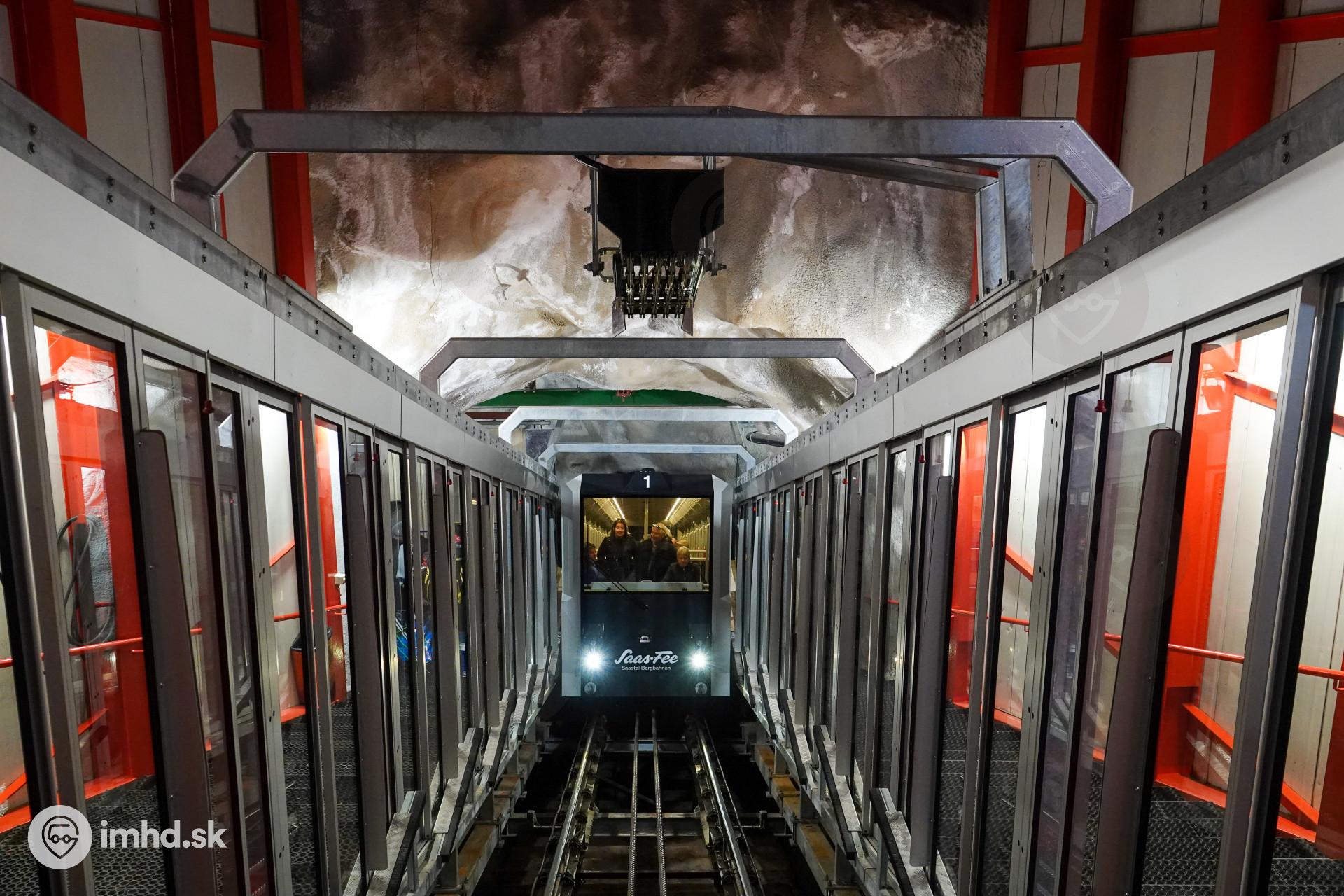 Miestnu a hotelovú dopravu v horskom stredisku Saas-Fee vykonávajú malé ...