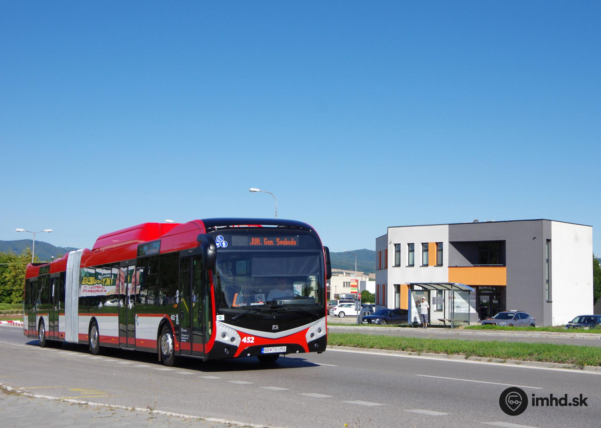 SOR NSG 18 v prvý deň prevádzky na linkách MHD Trenčín prechádza okolo zastávky Pod Juhom, ktorá ...