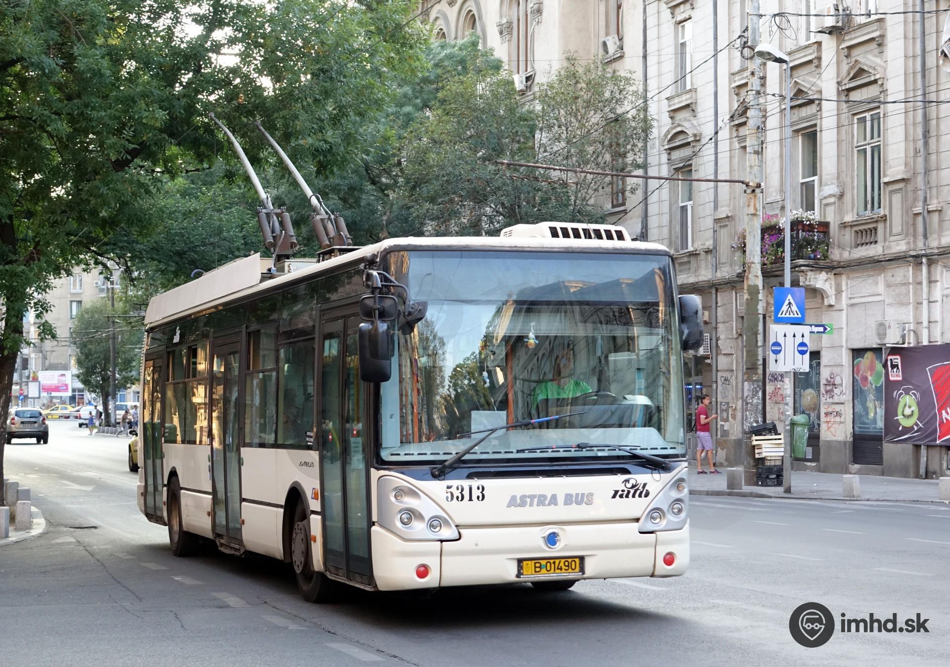 Interiér trolejbusu Ikarus/Astra 415.80T so širokými zadnými dverami ...