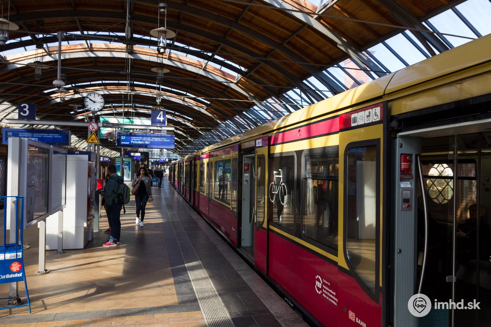 Na Hauptbahnhofe zastavujú všetky druhy koľajovej dopravy jazdiacej v Berlíne vrátane S-Bahnu ...