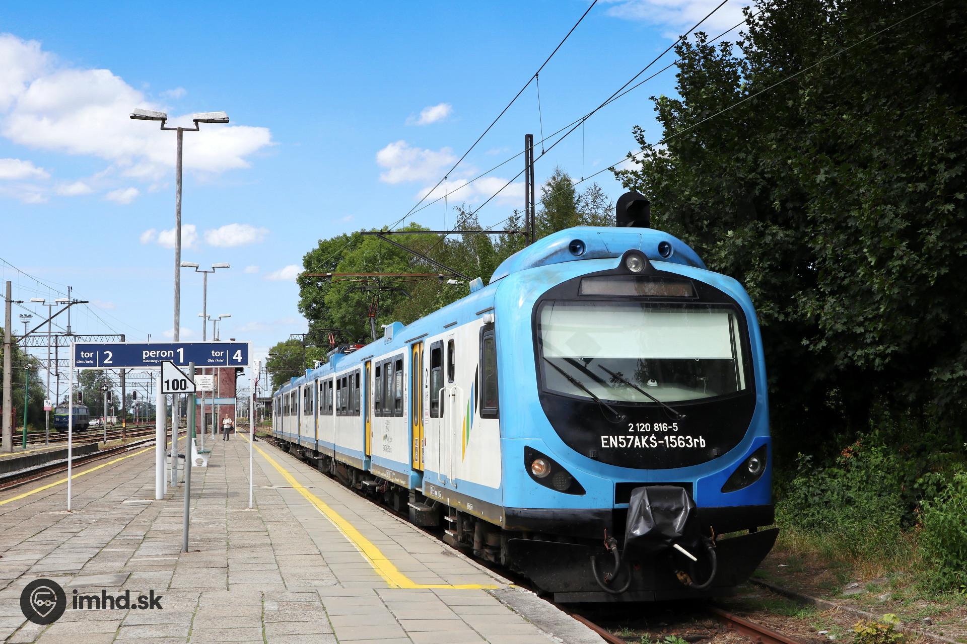 Elektrická jednotka EN57AKŚ #EN57AKŚ-1563 dopravcu Koleje Śląskie zmodernizovaná firmami Newag a ...