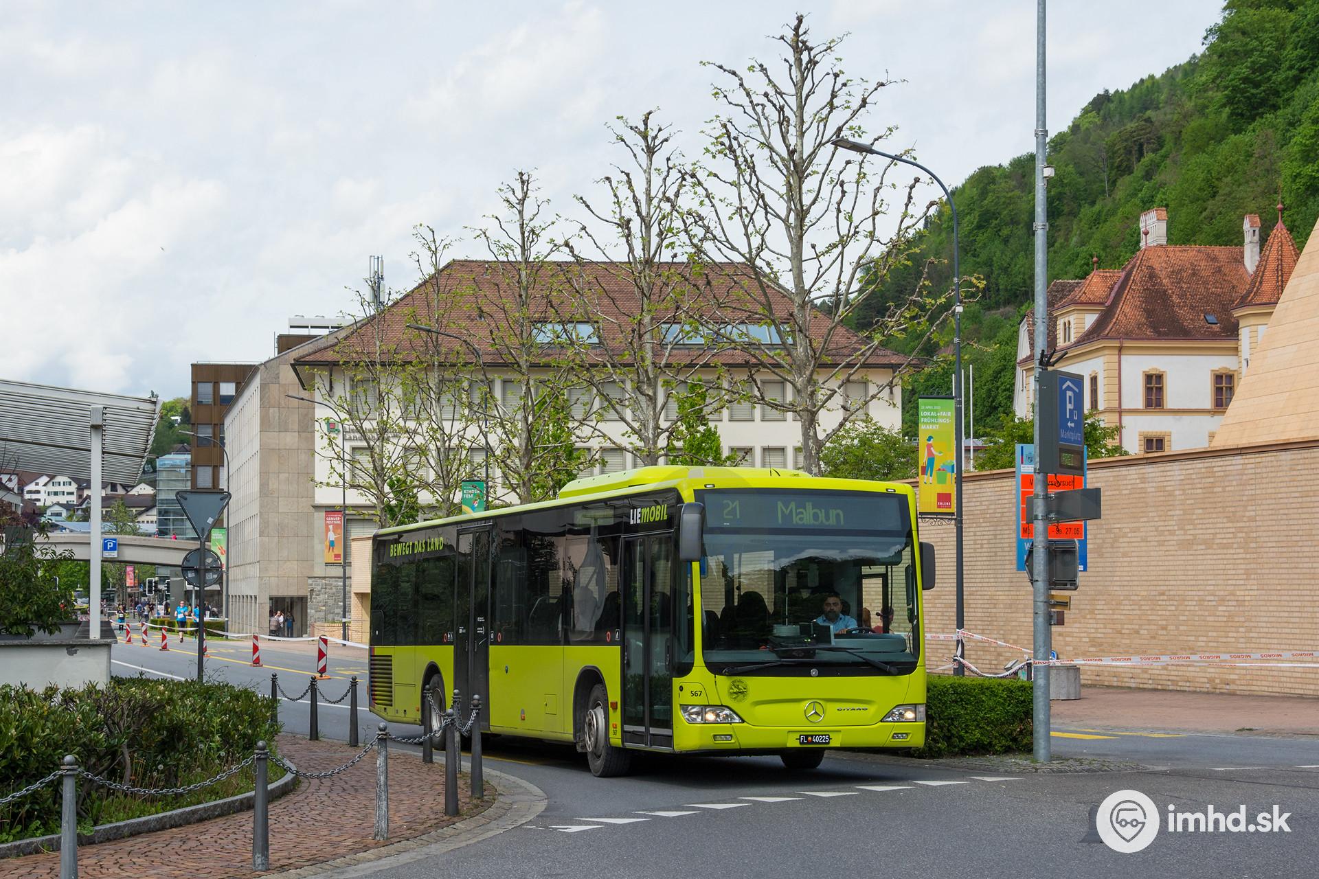 Pohľad na trojuholníkový terminál pri železničnej stanici v Schaan ...