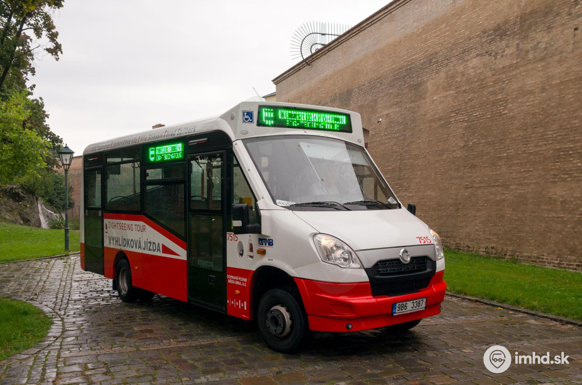 Minibus sa otáča pred hradom Špilberk • imhd.sk Zvolen