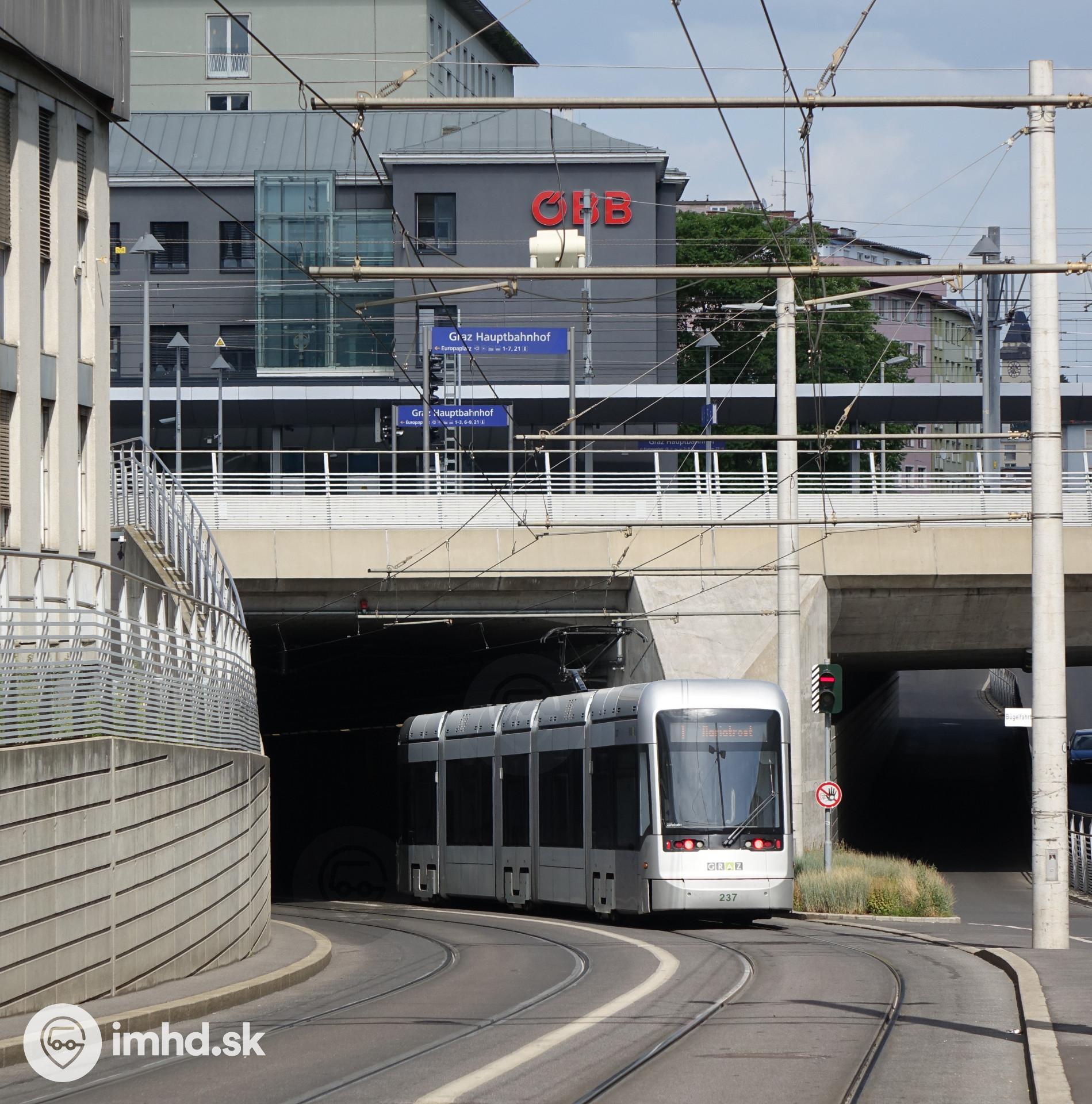 Stadler Variobahn #215 v zastávke Waagner-Biro-Straße / PVA • imhd.sk ...